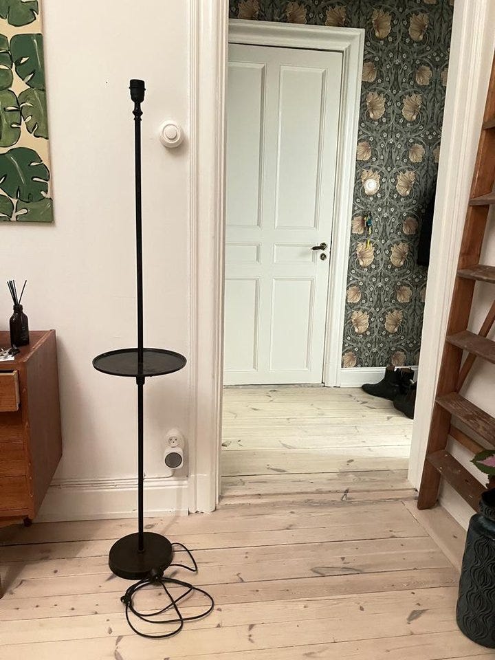 Golvlampa med höj- och sänkbar bricka. | Blocket