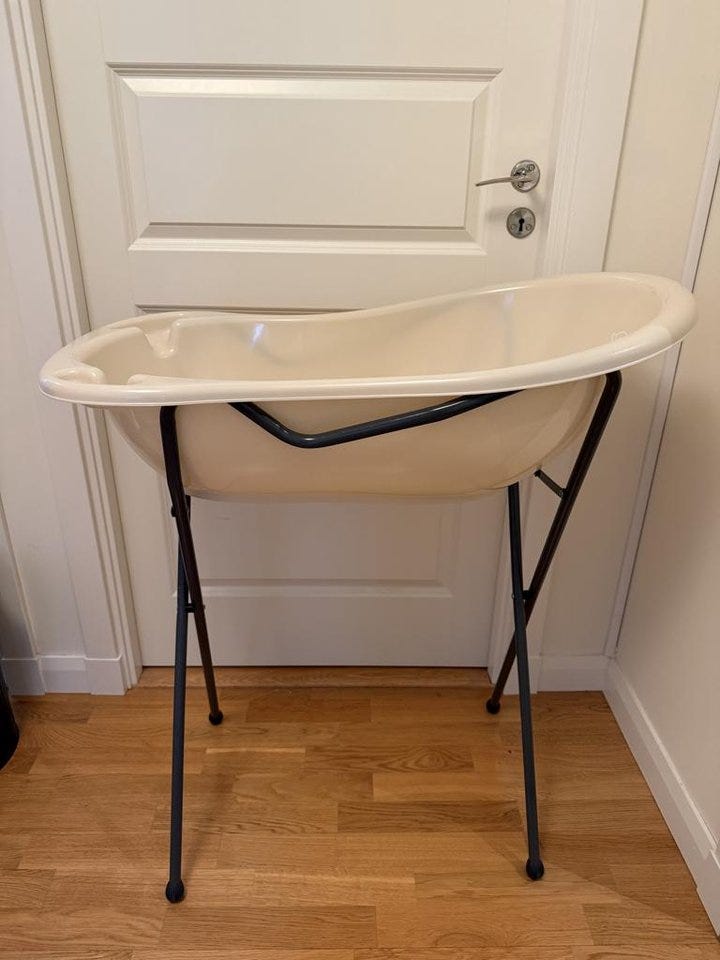 Badbalja med stativ för baby | Blocket