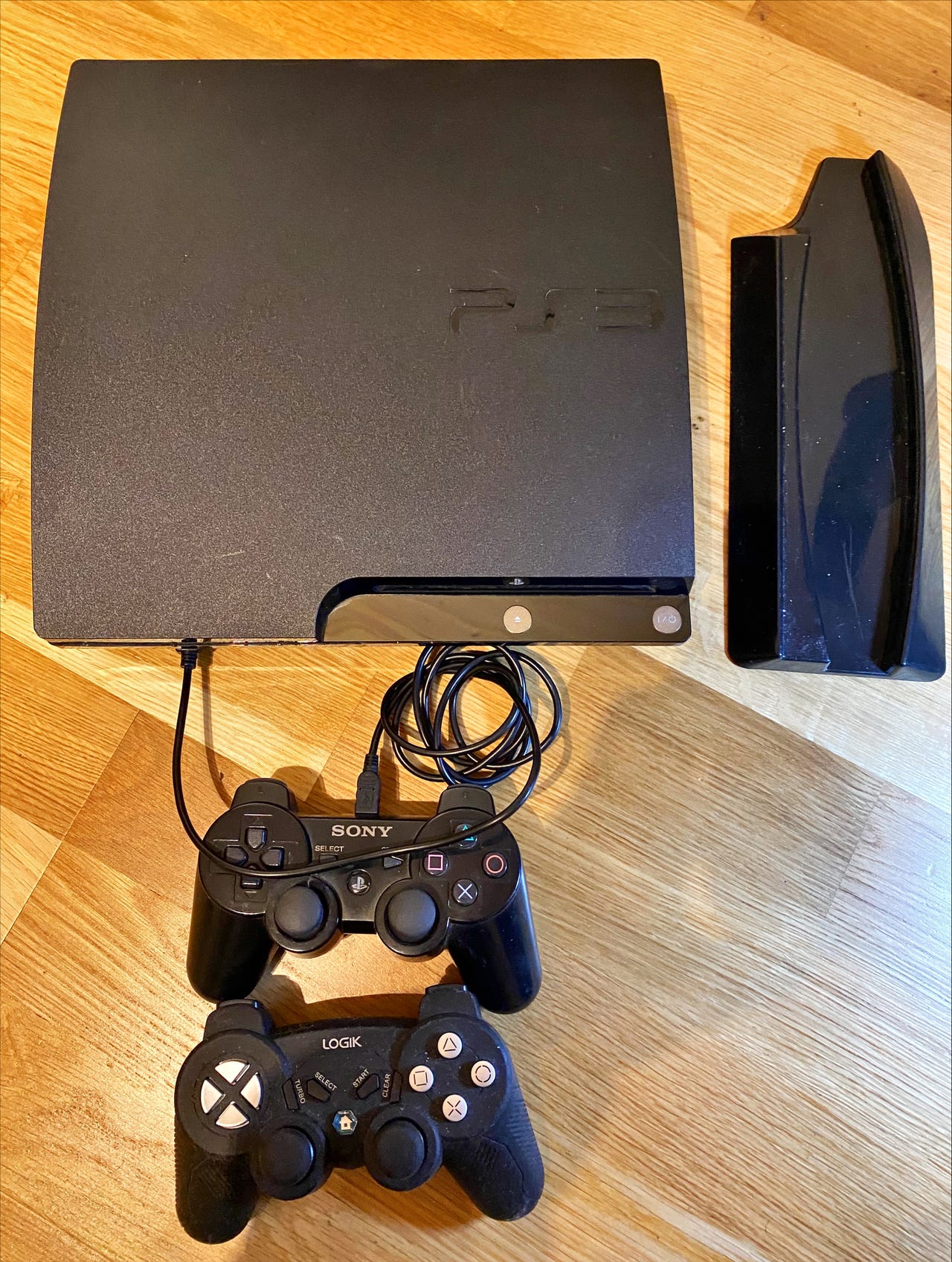 Sony Playstation 3 Spelkonsol med 2st handkontroller och spel | Blocket