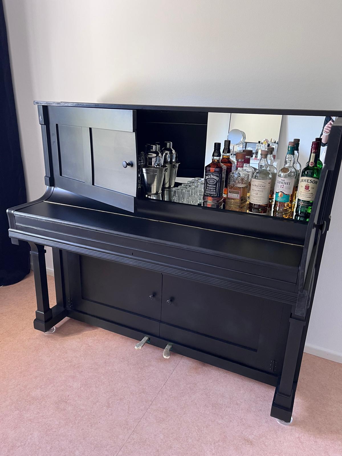 Unikt Cremona Piano Bar i svart trä handmade | Blocket