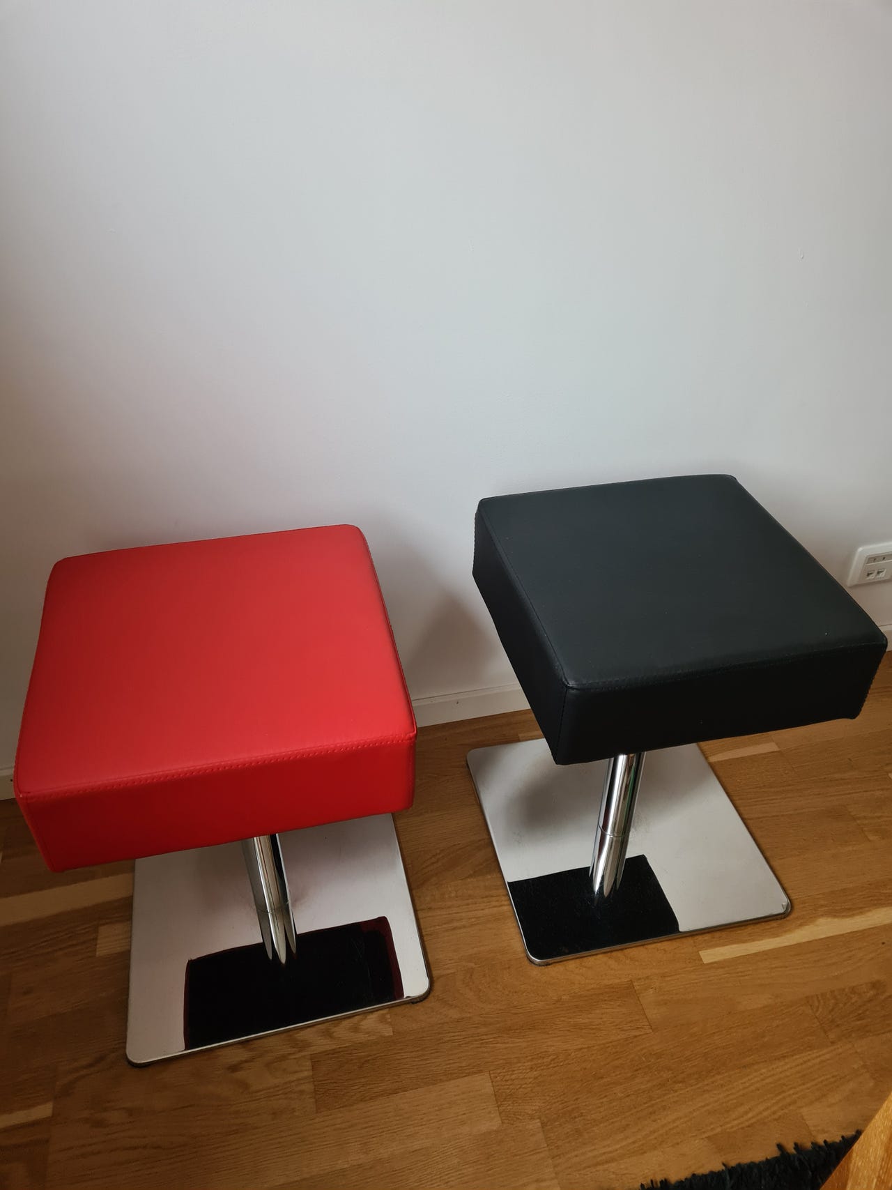 Röd och svart pall | Blocket