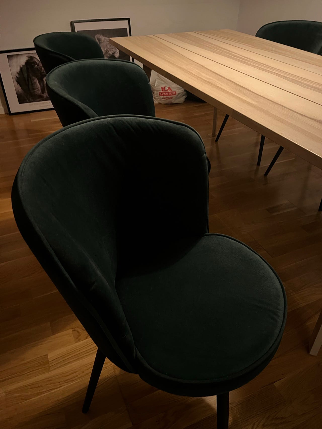 6st mörkgröna velvet stolar med svarta ben | Blocket