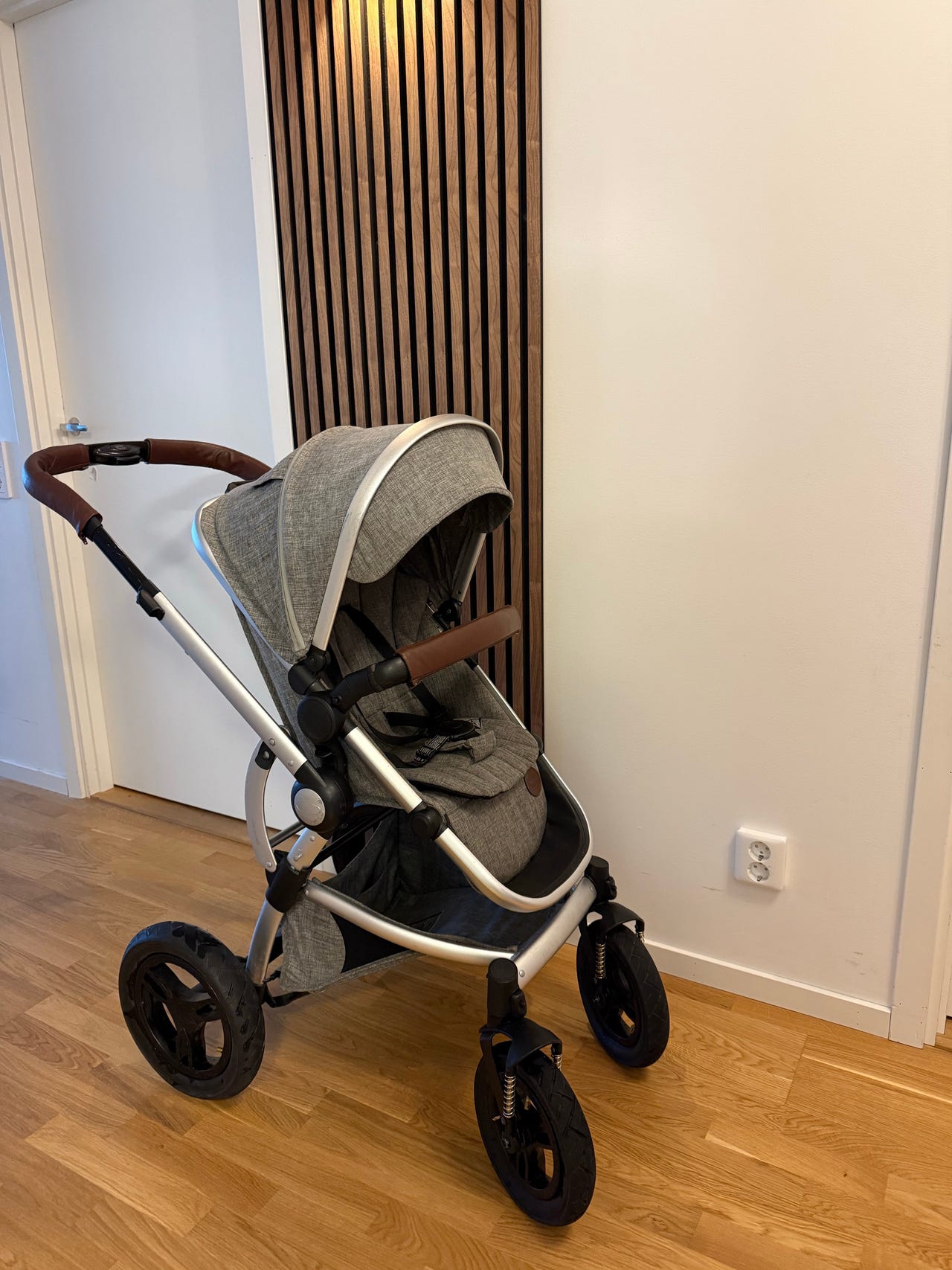 Petite Cherie Barnvagn Grå Tyg Brun Handtag | Blocket