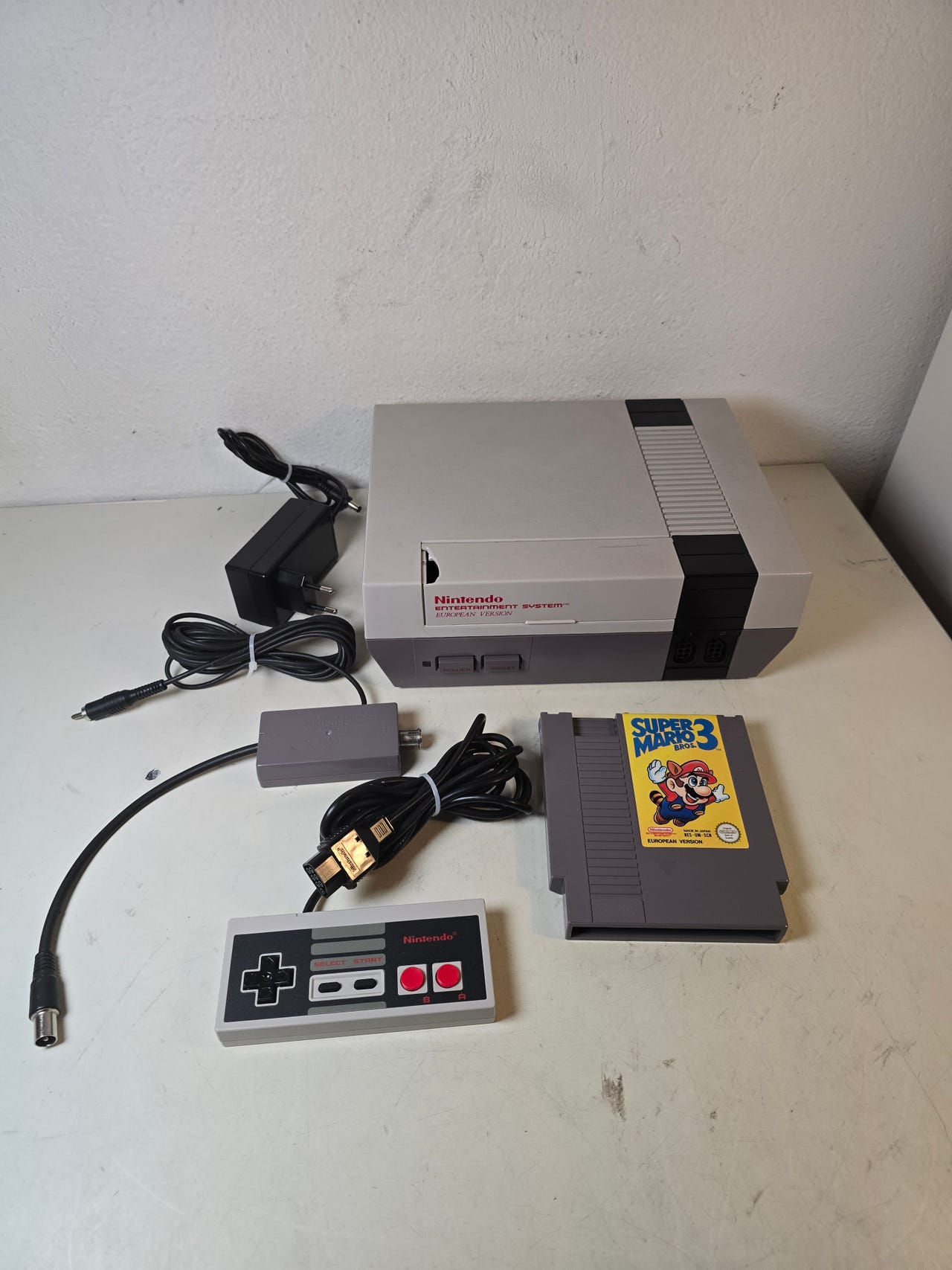 Nintendo 8-bit Spelkonsol med Super Mario Bros 3 | Blocket