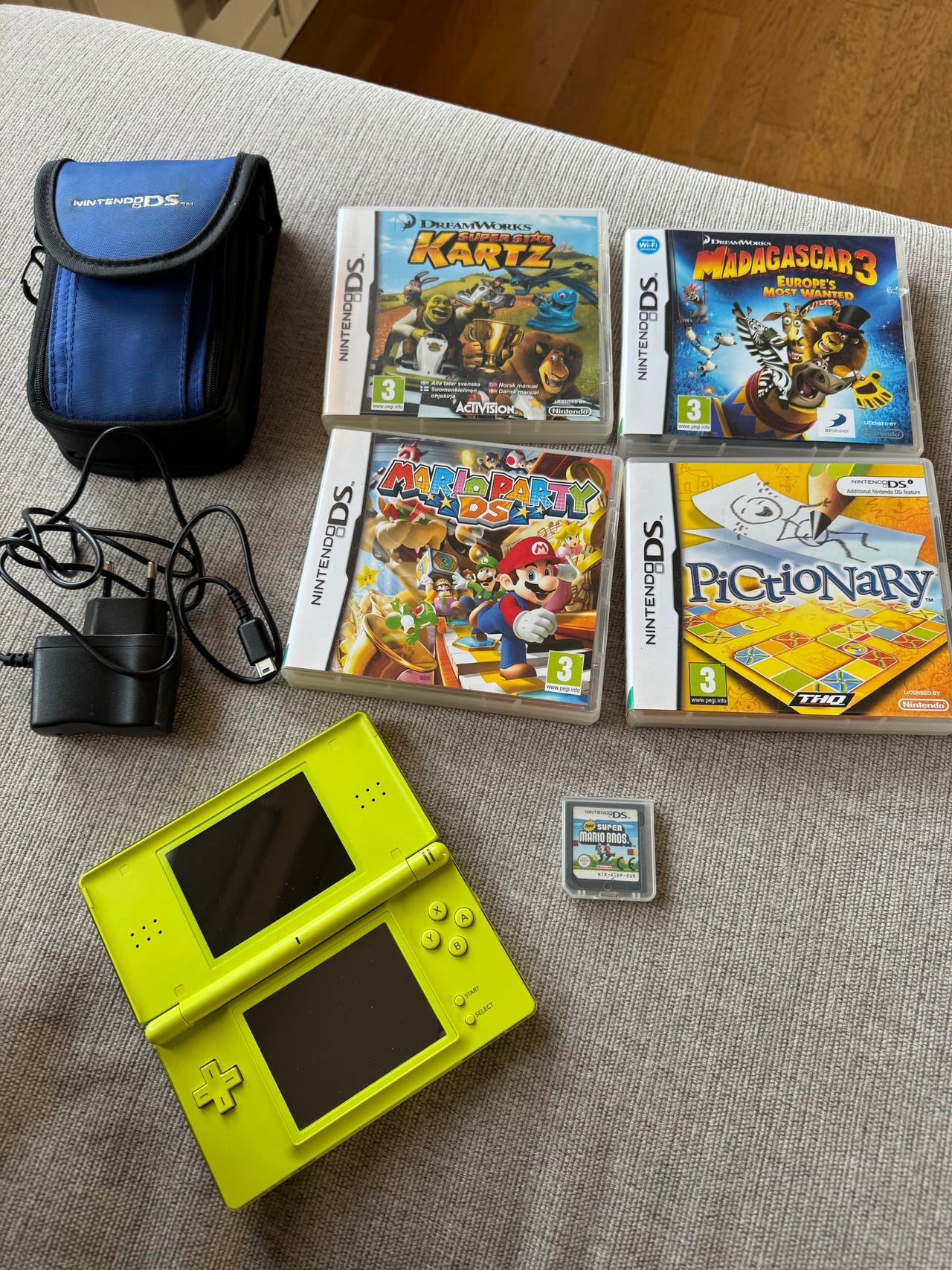 Nintendo DS lite med tillbehör | Blocket