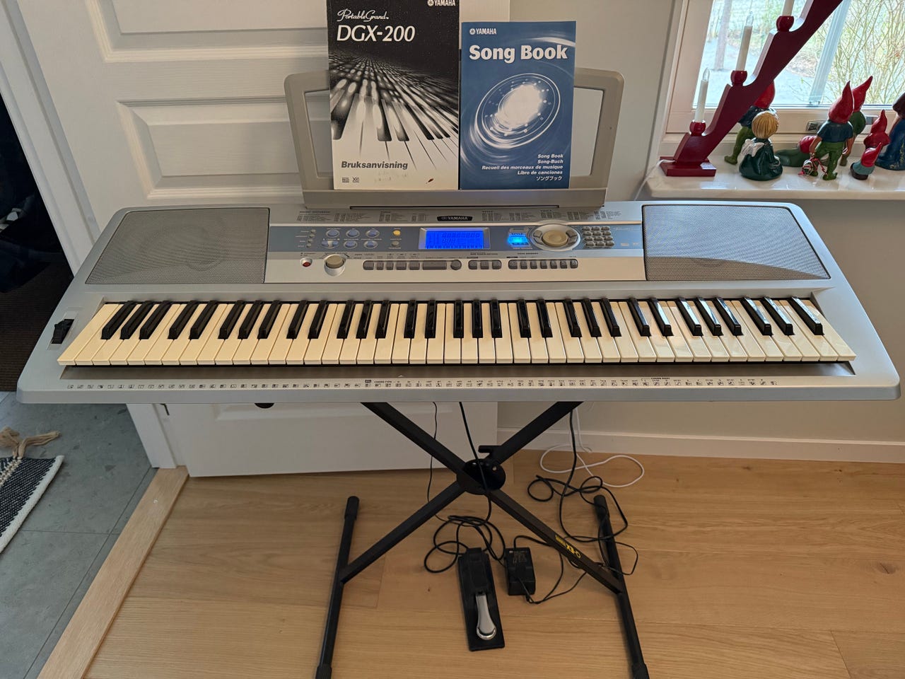 Fint Yamaha portable grand DGX-200 med pedal, stativ Synth piano ...
