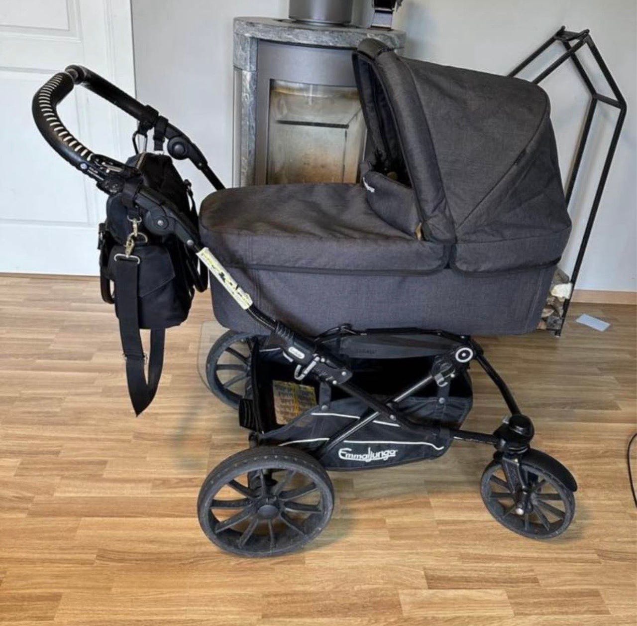 Emmaljunga barnvagn med liggdel och sittdel svart | Blocket