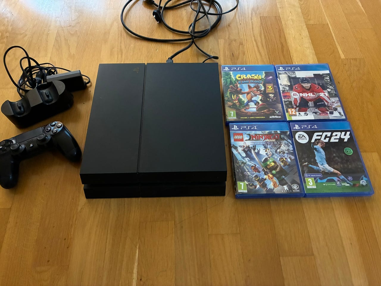 Sony Playstation 4 Spelkonsol med fyra spel | Blocket