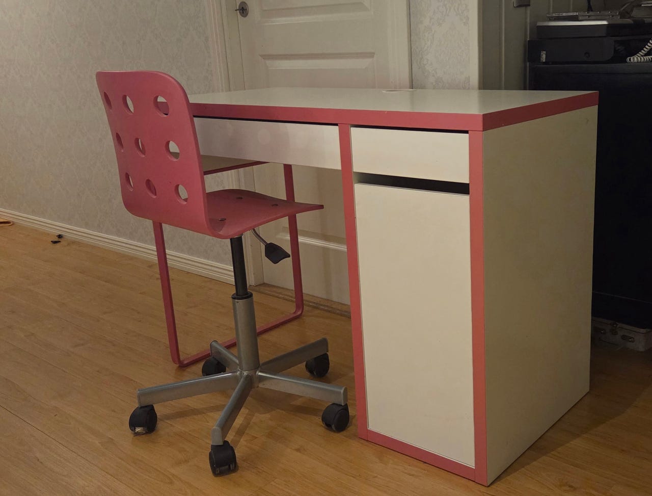 Rosa/vitt skrivbord med rosa stol | Blocket