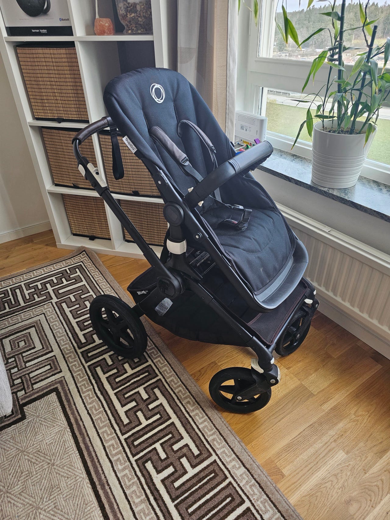 Bugaboo barnvagn med svart chassi och rosa sufflett | Blocket