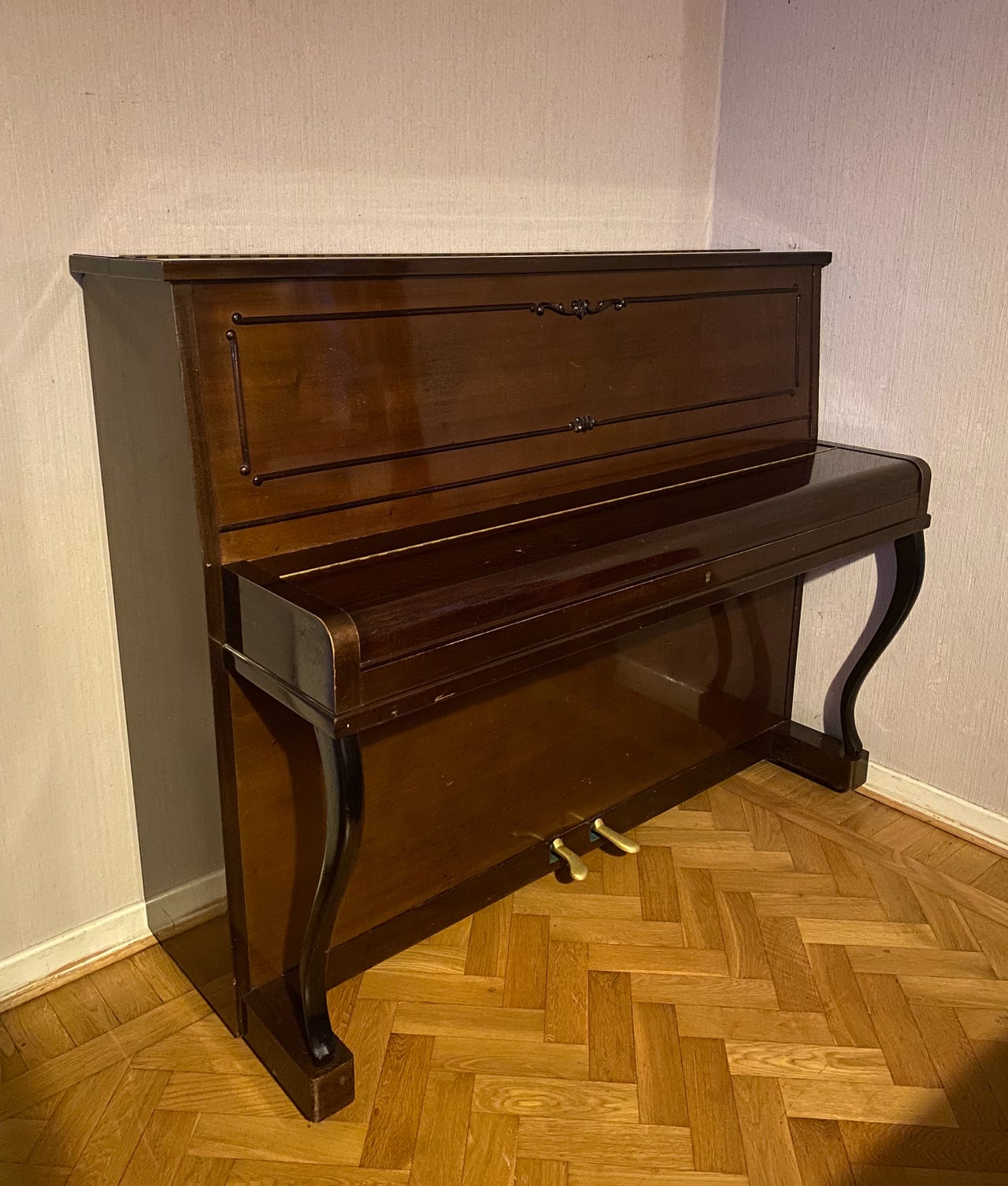 Antikt Zwicki-piano i mahogny - Kraftfullt ljud & vacker möbel | Blocket