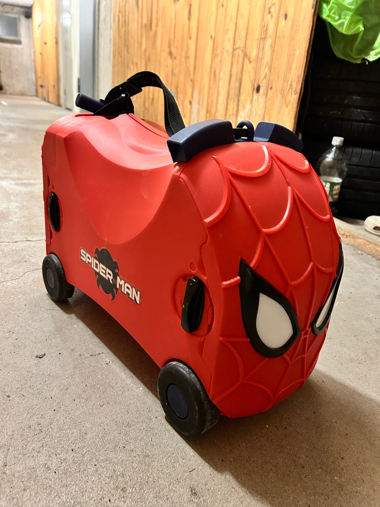 Barnresväska / åkbar resväska Spider-Man | Blocket