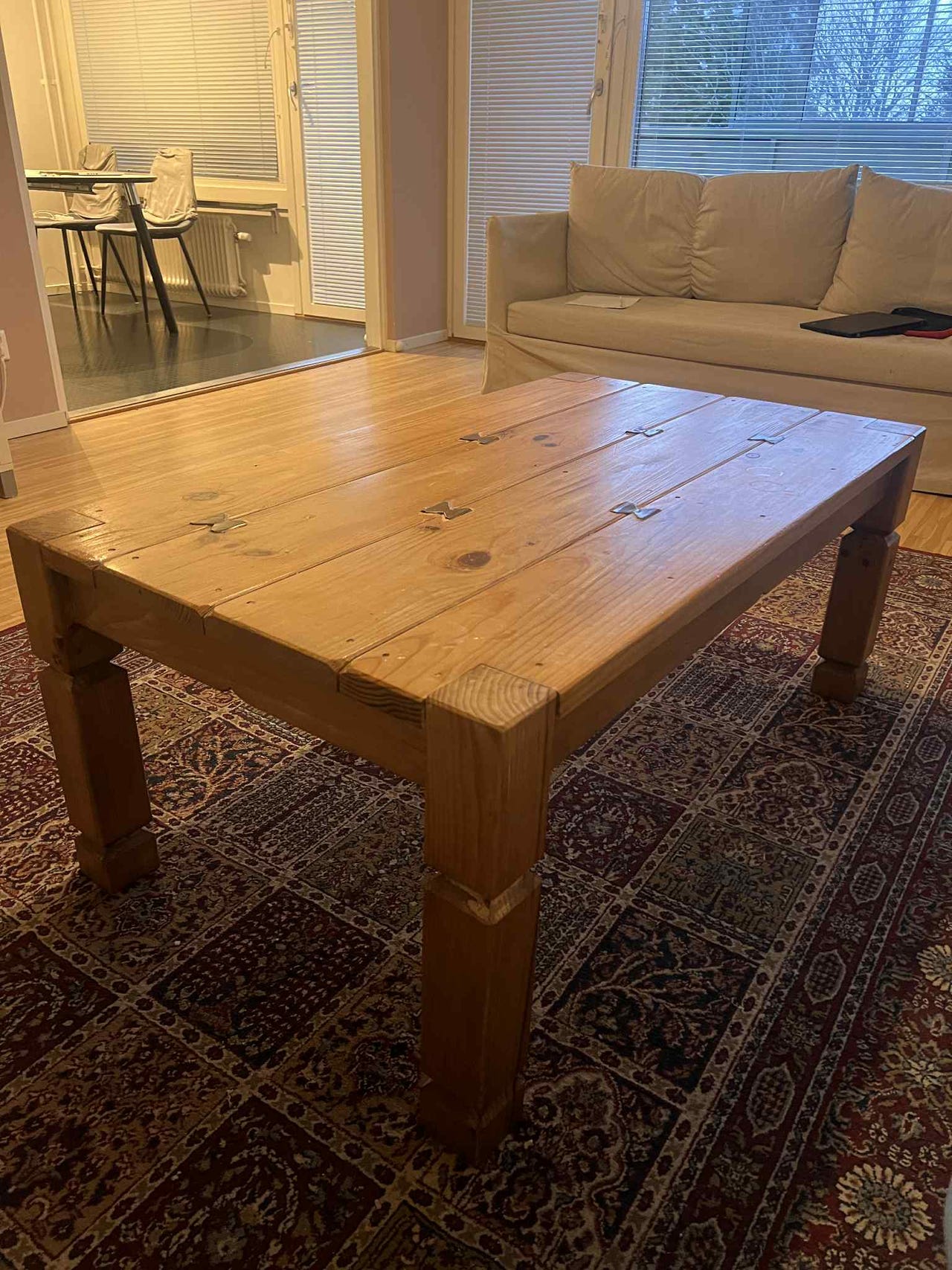 Stabilt soffbord i massivt trä – Skänkes på grund av snar flytt. | Blocket