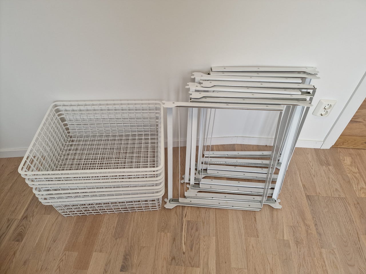 Pelly garderobssystem – trådbackar, utdrag, konsoler & hyllplan (470 ...