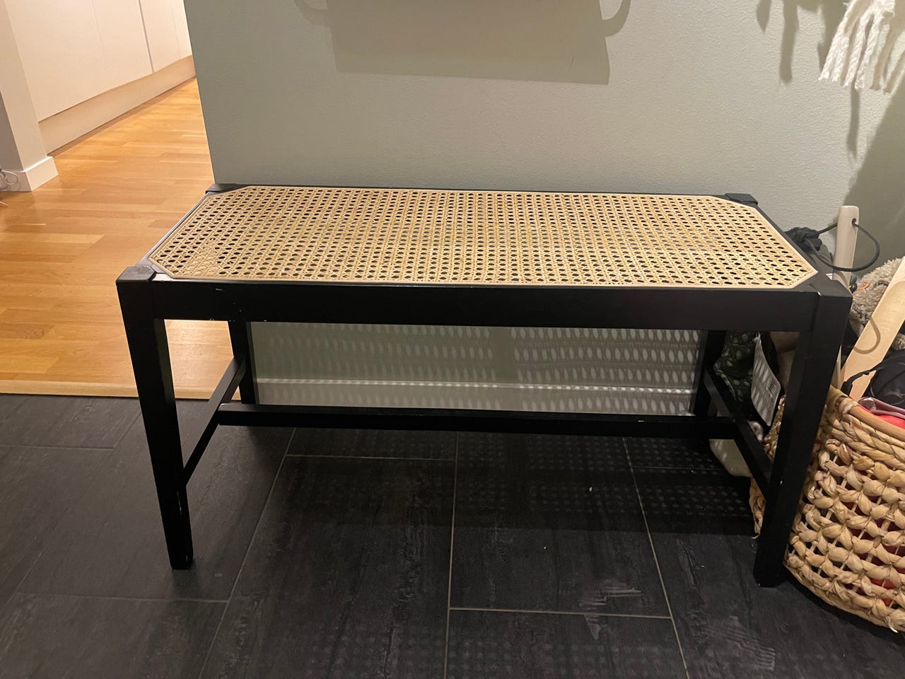 Pall med rottingdetaljer svart ram | Blocket