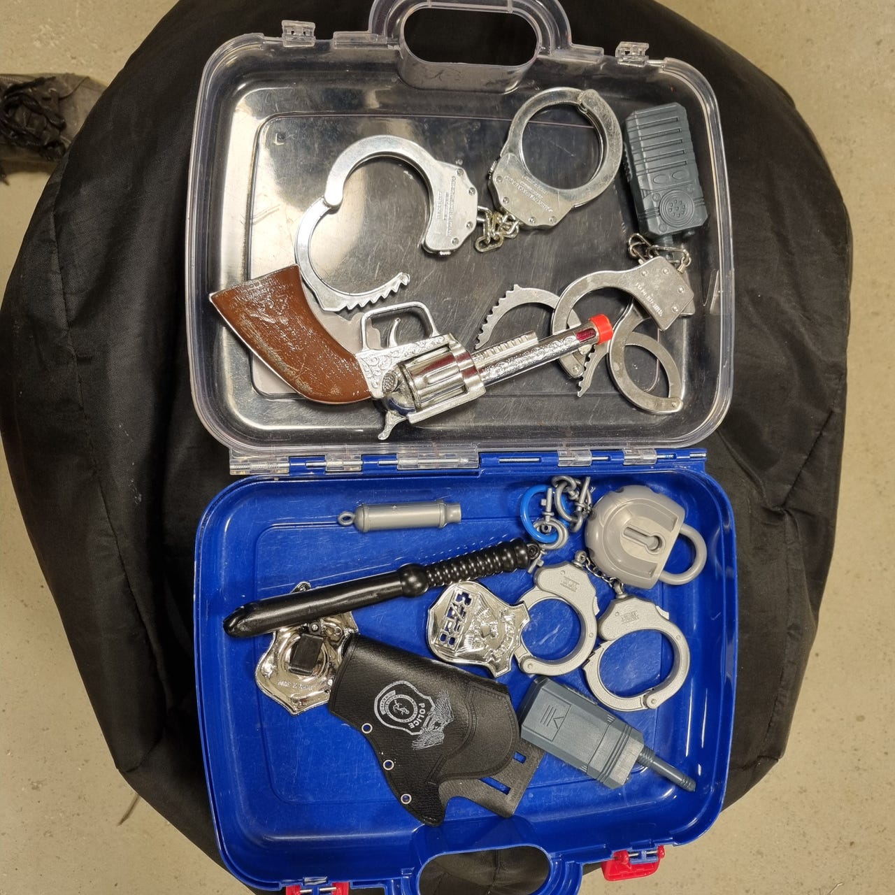 Polis Set med leksaksvapen och handfängsel | Blocket