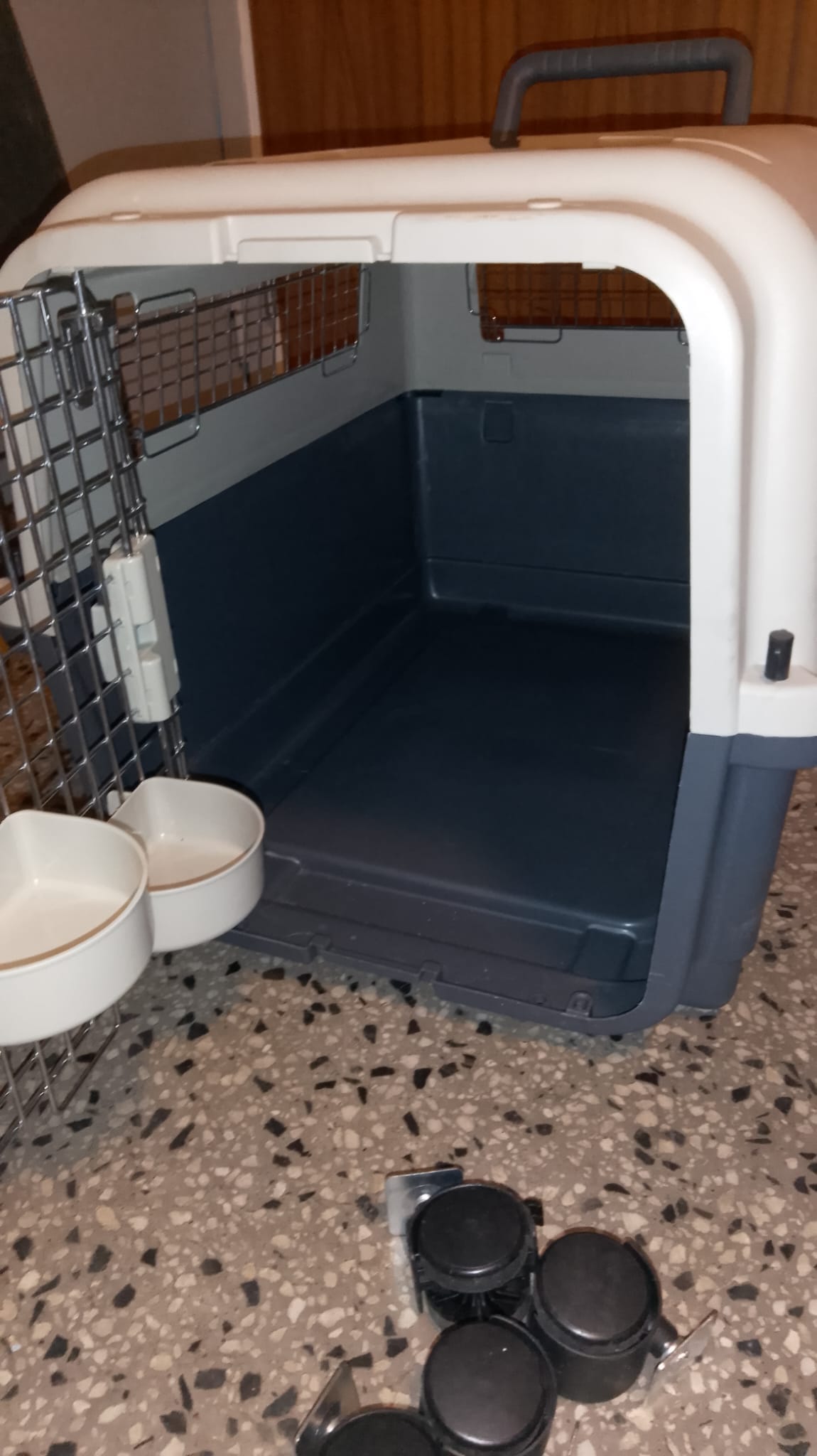 Transportbur för hund - flyggokänd | Blocket