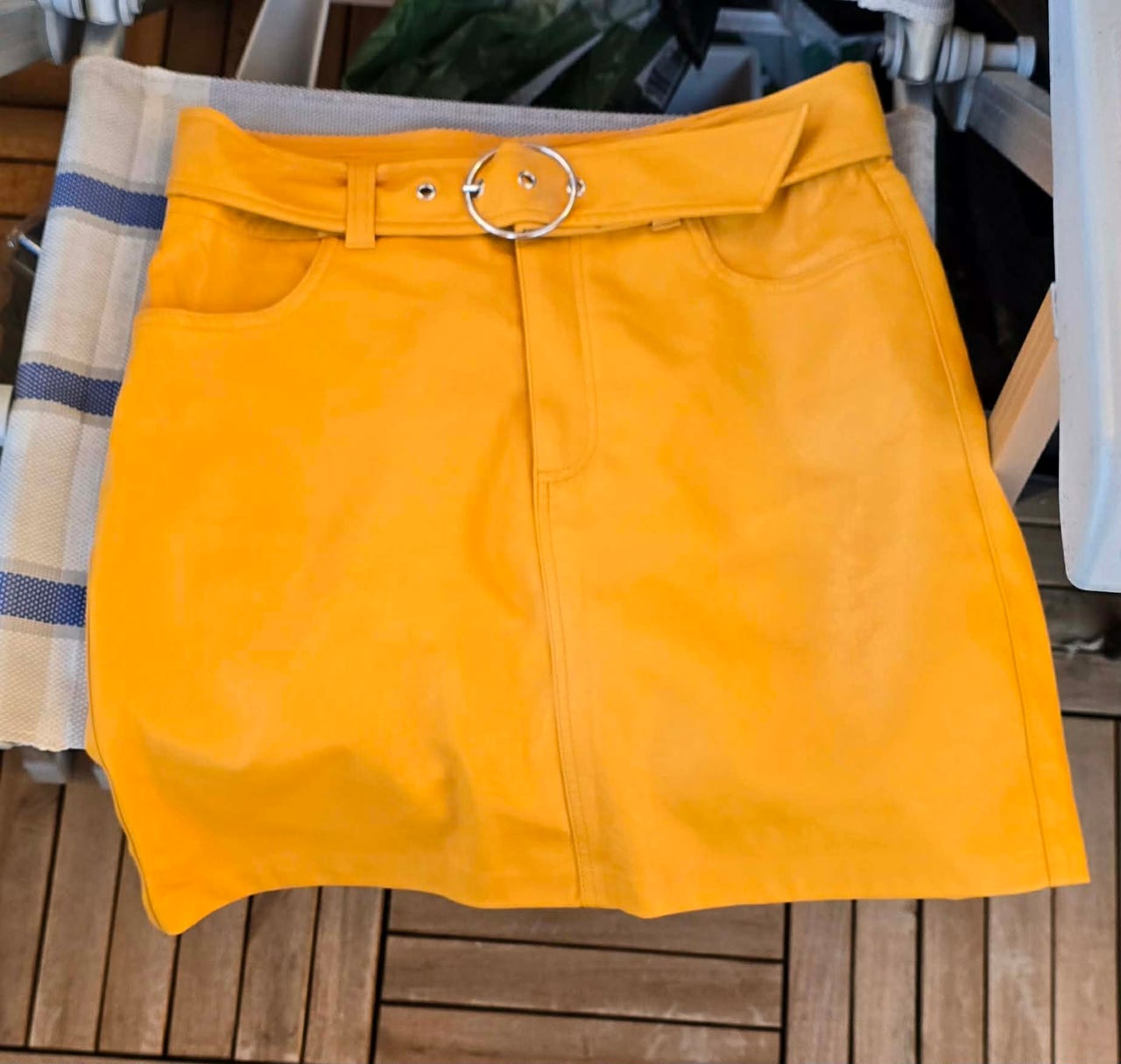 Snygg gul kjol från Bershka – i nyskick | Blocket