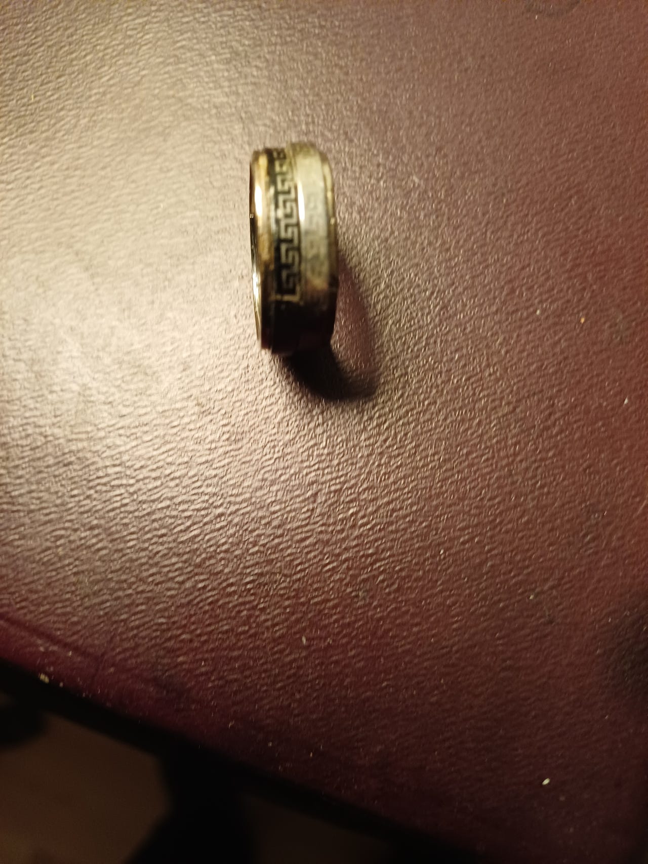 Fin ring jag tror det är titan byggd av | Blocket