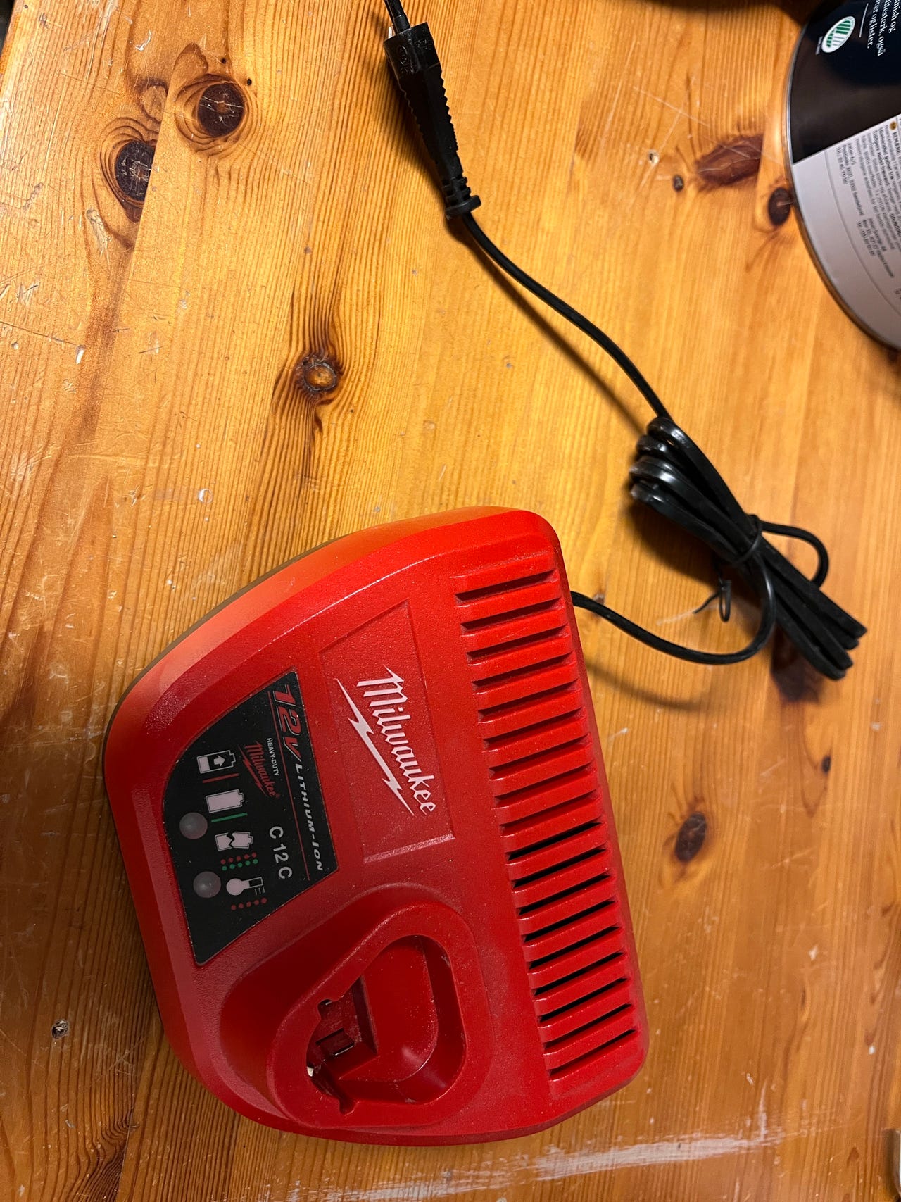 Milwaukee Batteriladdare 12 volt | Blocket