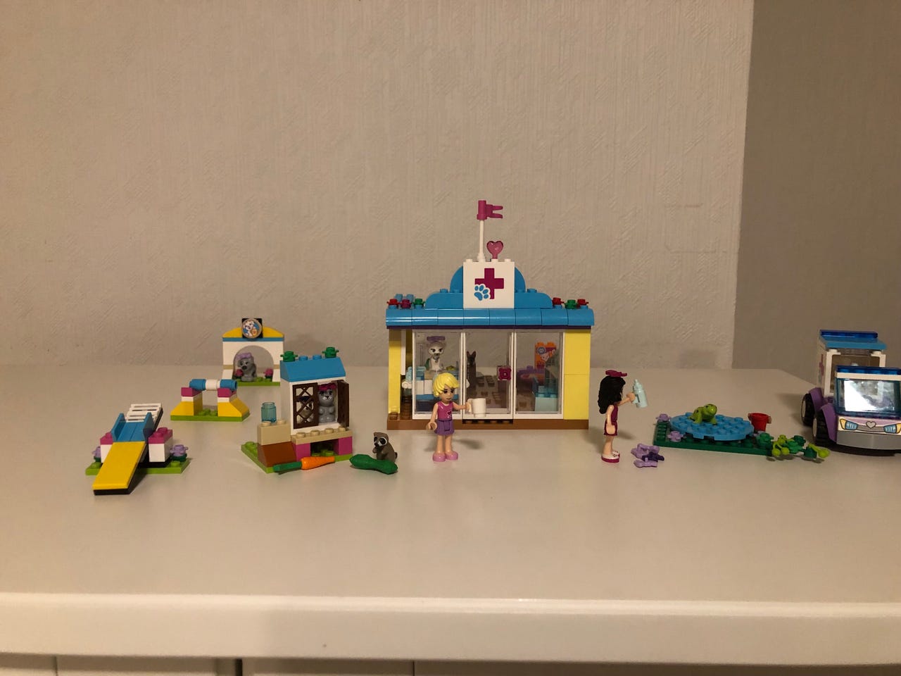 LEGO Friends lekset med sjukhus och figurer | Blocket
