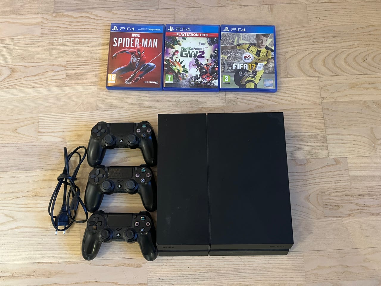 Sony Playstation 4 Spelkonsol med tre spel och tre handkontroller | Blocket