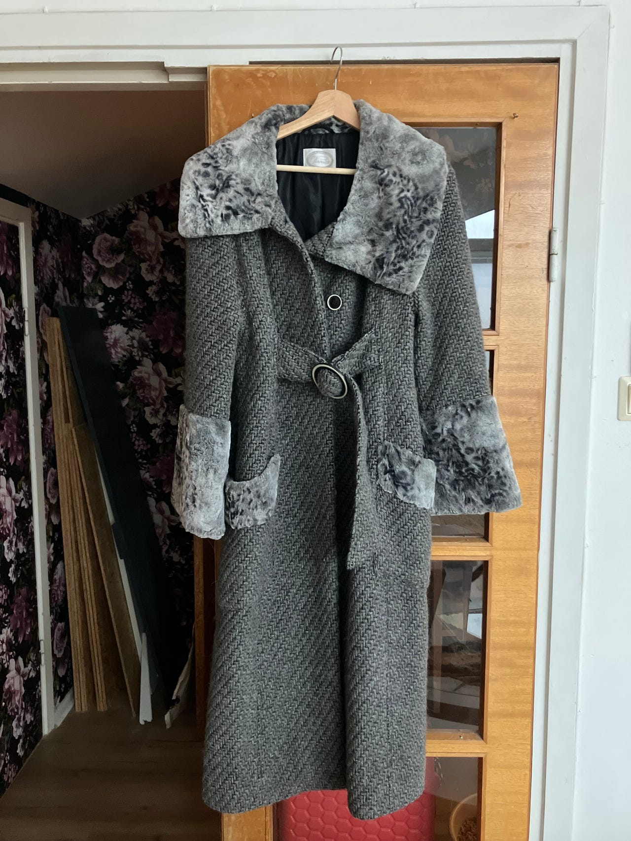 Stilig stickad kappa med päls detaljer | Blocket