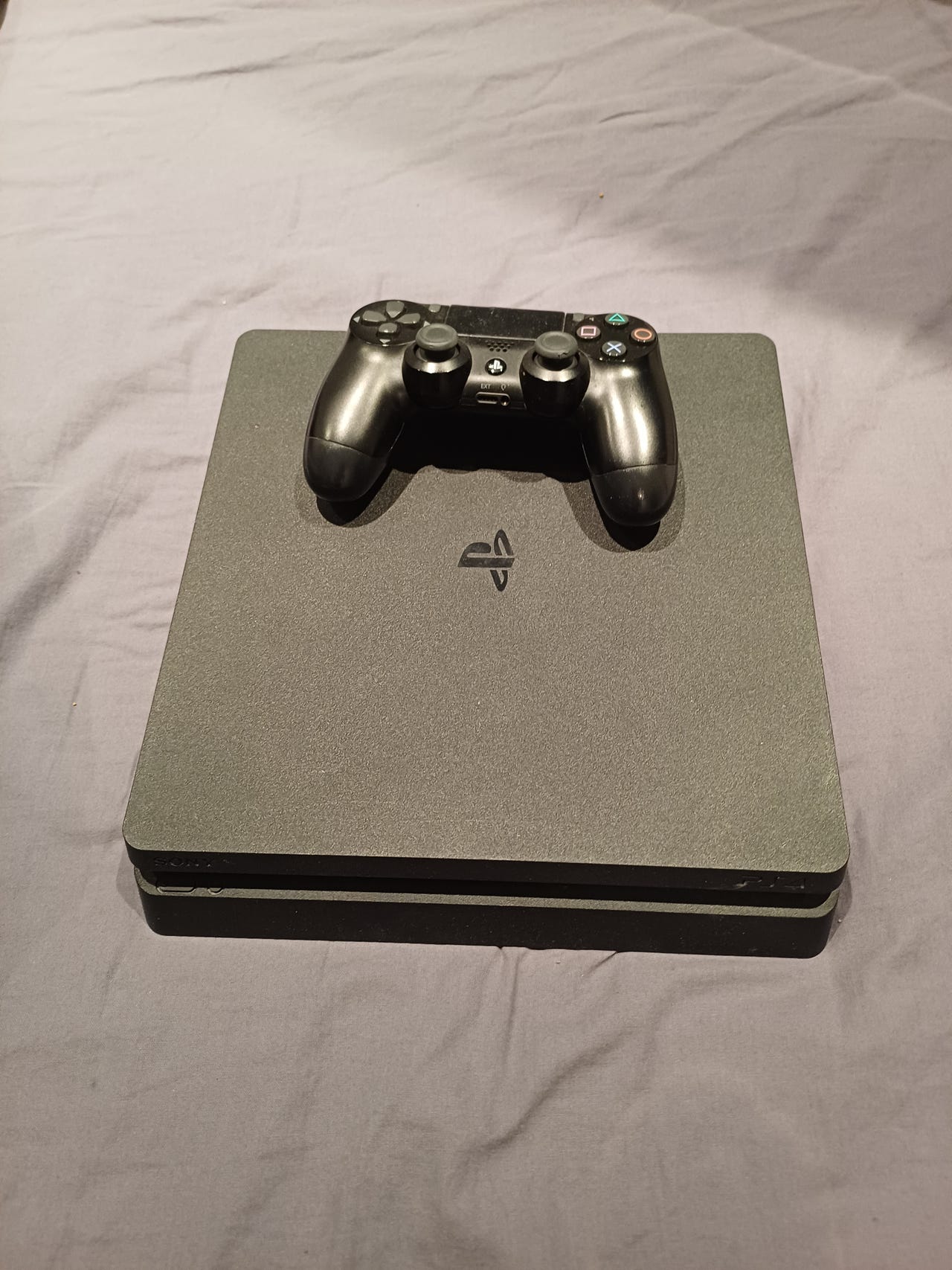 Ett Sony playstation 4 med en spel konsol och Strömbabbel och HdmI ...