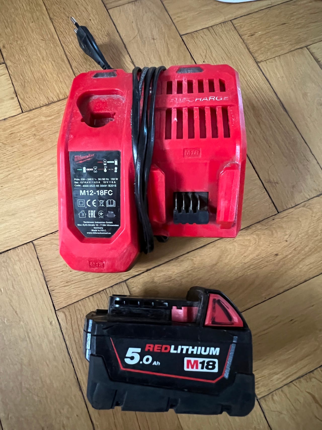 Milwaukee M12 M18 Batteriladdare och Batteri 18V 5.0 Ah | Blocket