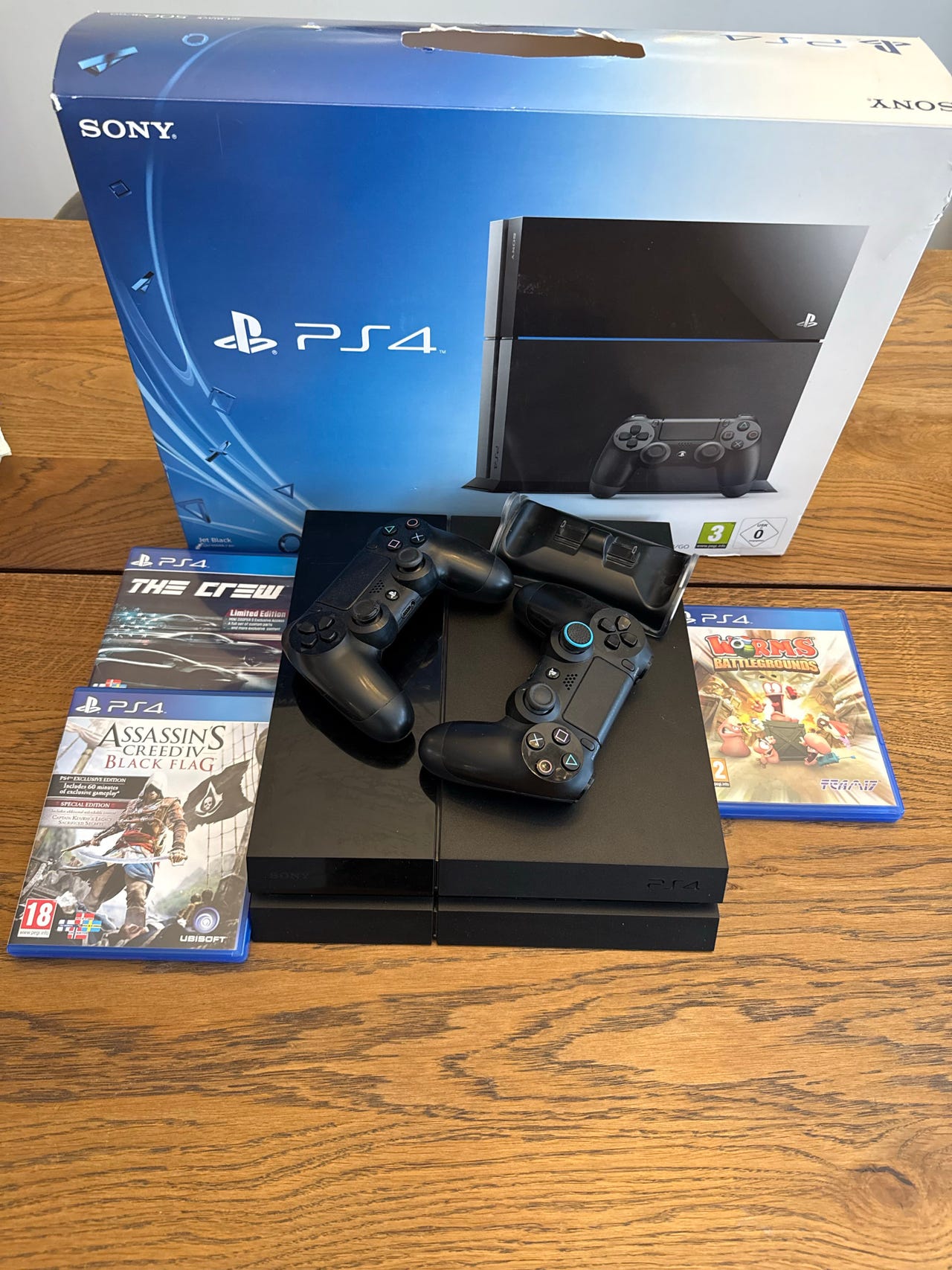 PS4 500GB - två kontroller - laddningsställ och 3st spel | Blocket