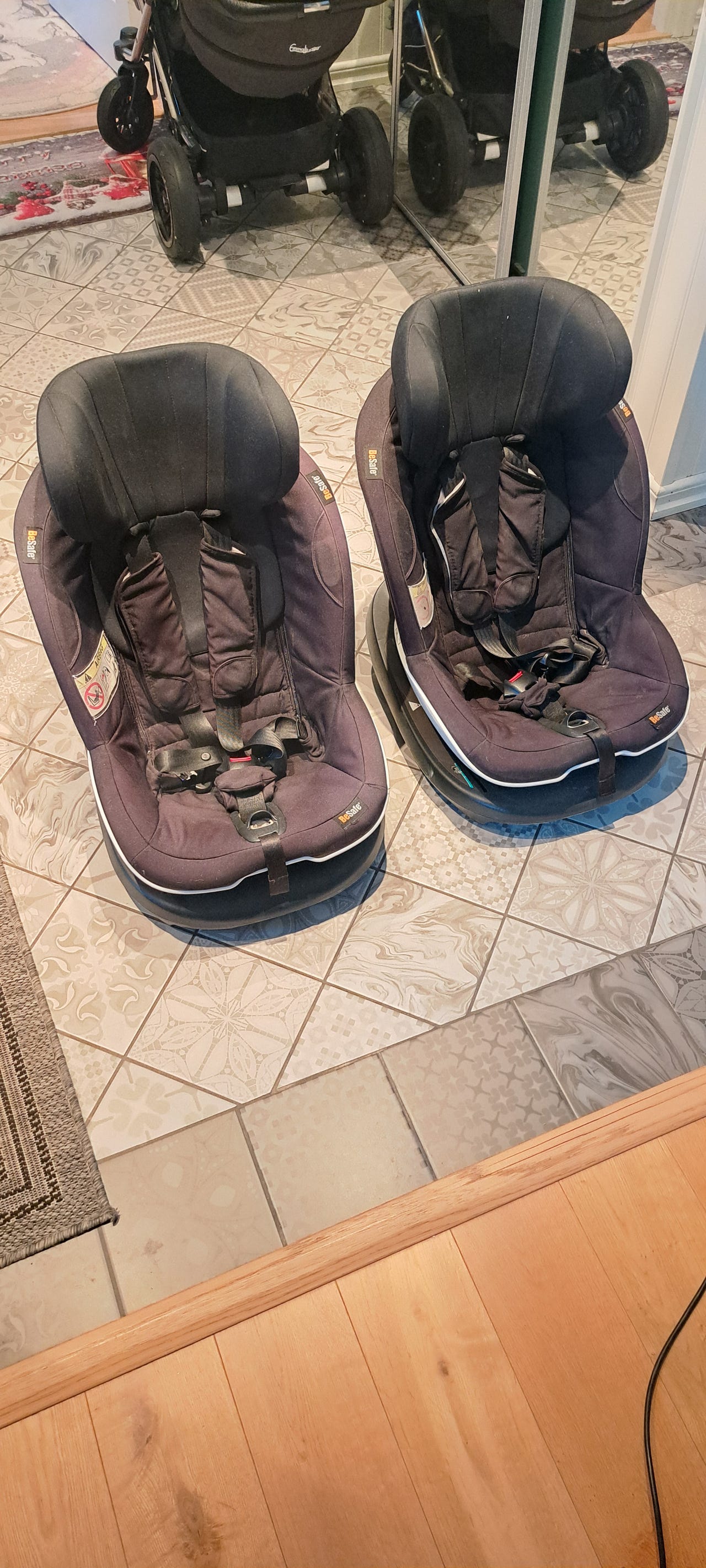 BeSafe bakåtvända bilbarnstolar + 2 st BeSafe Izi Modular Isofix-baser ...