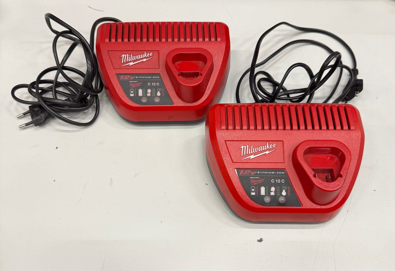 Milwaukee M12 Batteriladdare och Batteri 2.0 Ah | Blocket