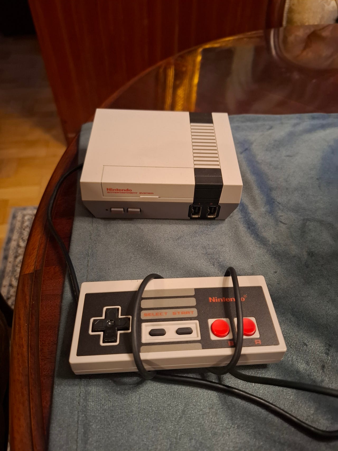 Nintendo Classic Mini med 2 kontroller. | Blocket