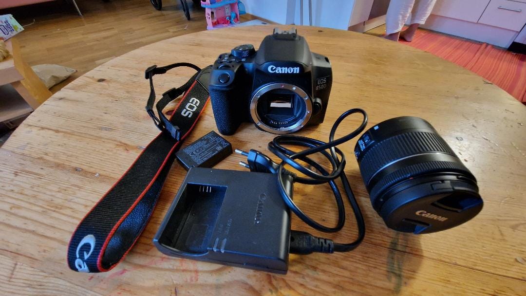 Canon EOS 850D + 18-55mm objektiv - Nyskick & Komplett | Blocket