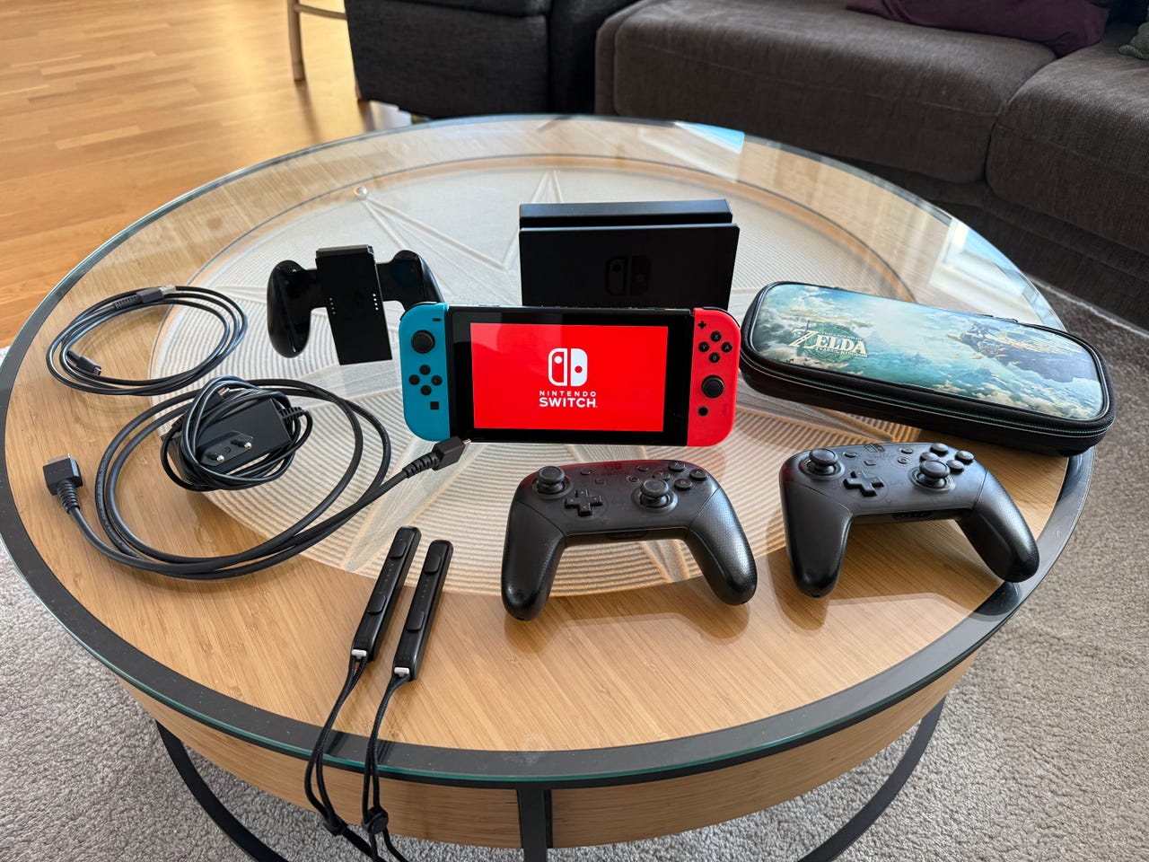 Nintendo Switch med 2 st Pro Controller (Original) | Blocket