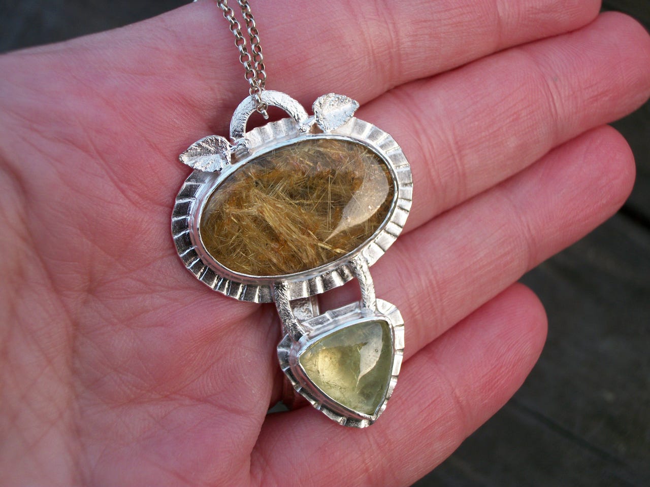 Hängsmycke med Rutile Quarts och Grossular Garnet | Blocket