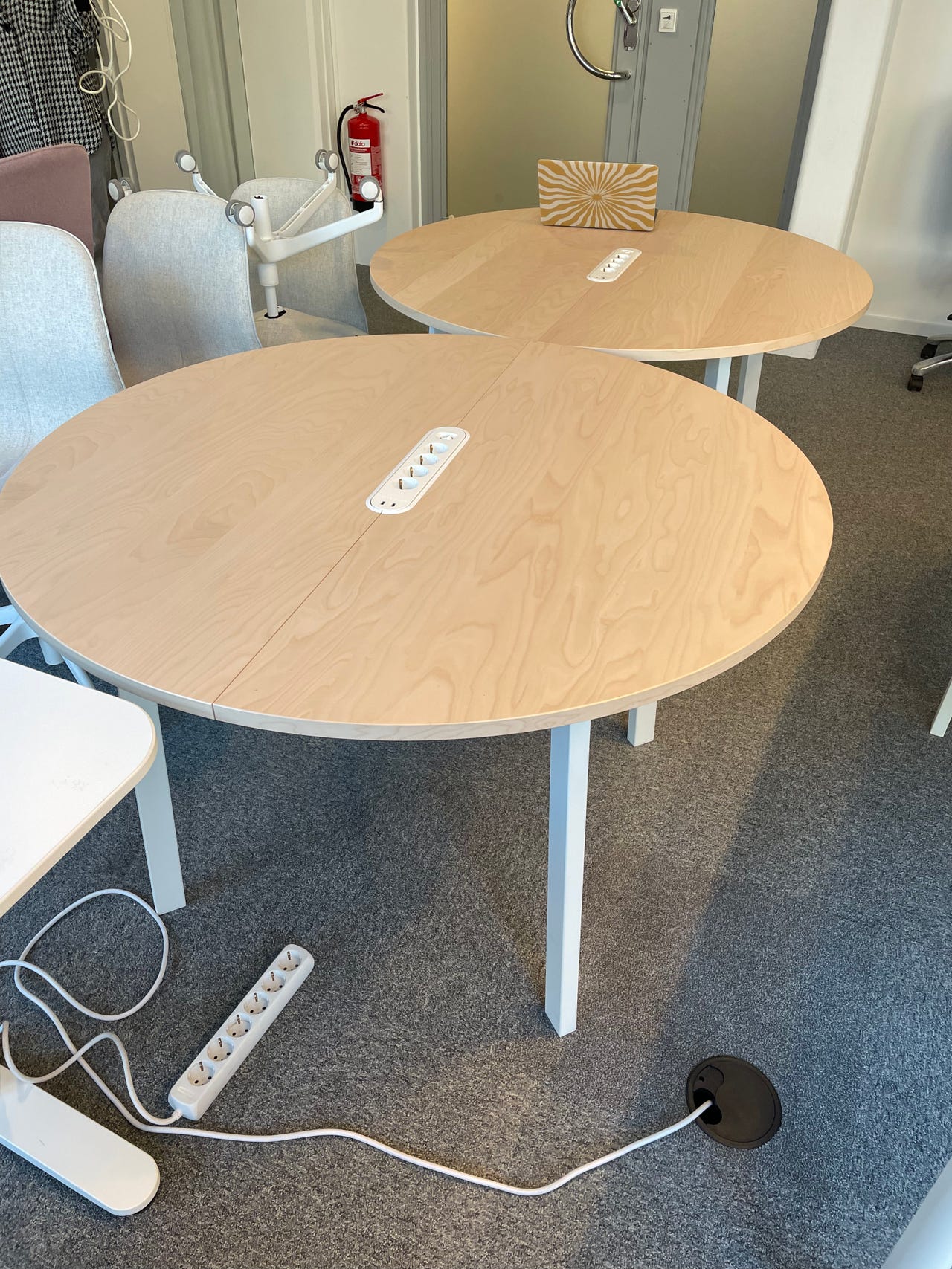 Ikea Mittzon - Rund konferensbord med eluttag i trä och vit stomme ...