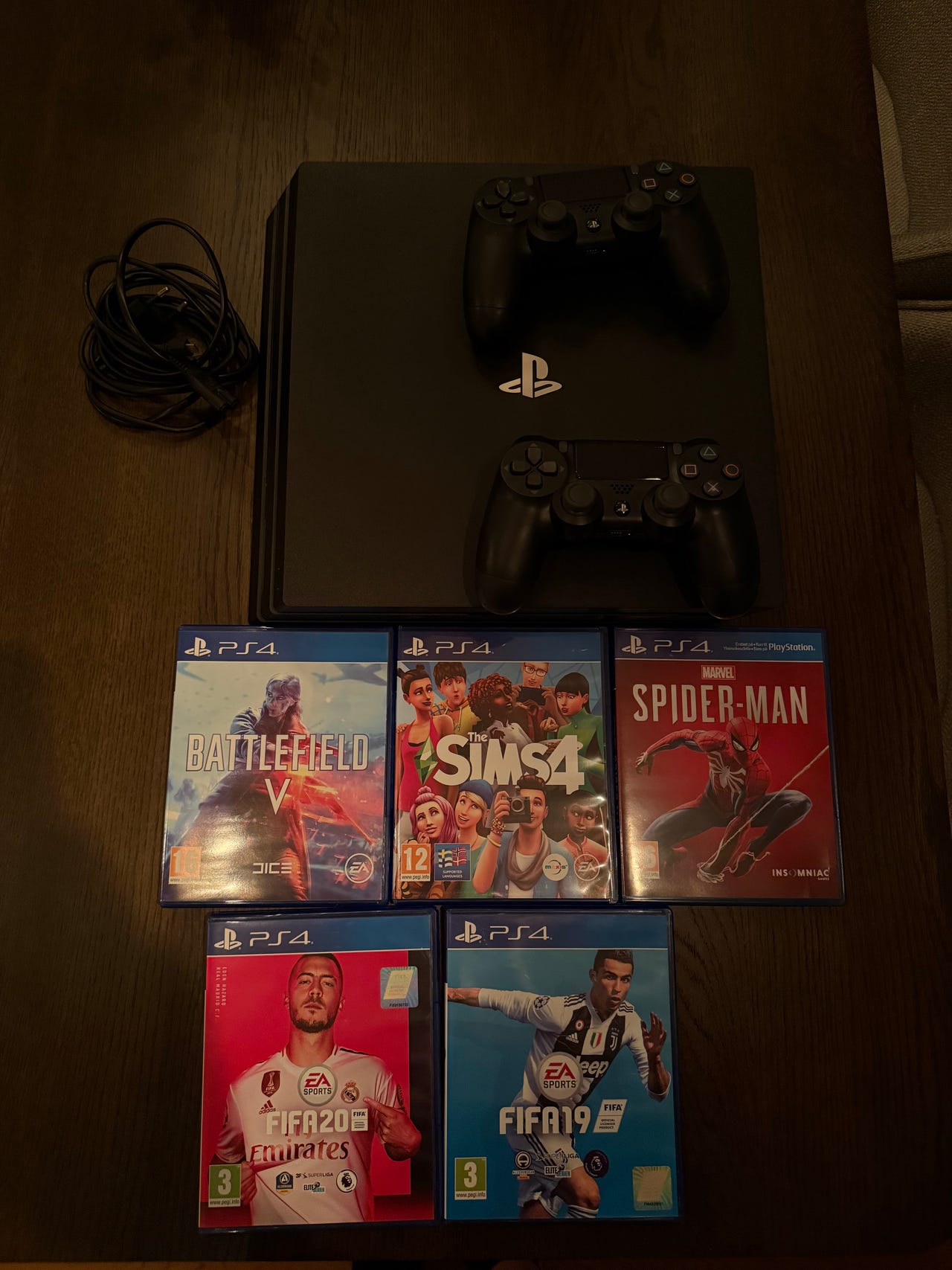 Playstation 4 PRO 1TB med 2 handkontroller + 5 spel | Blocket