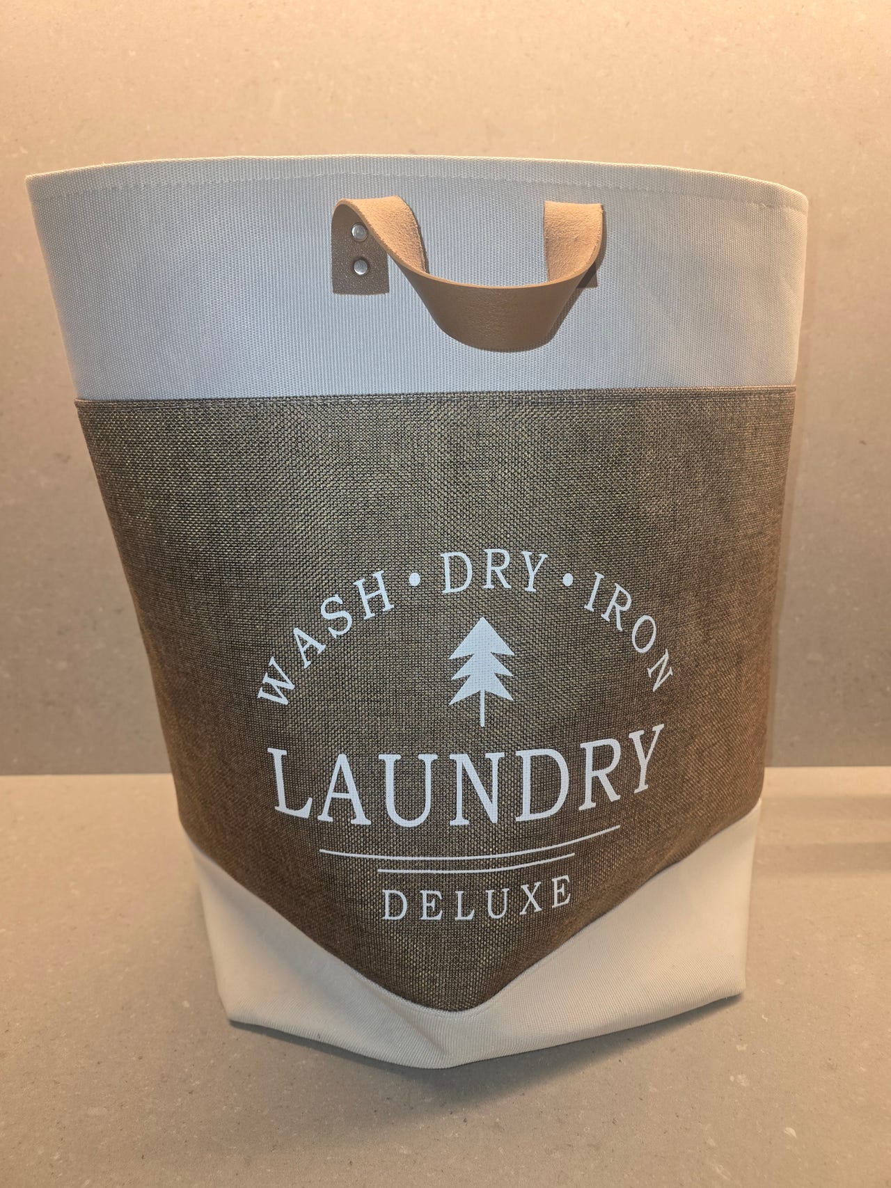 Laundry Deluxe Tvättkorg i brunbeige och vitt, | Blocket