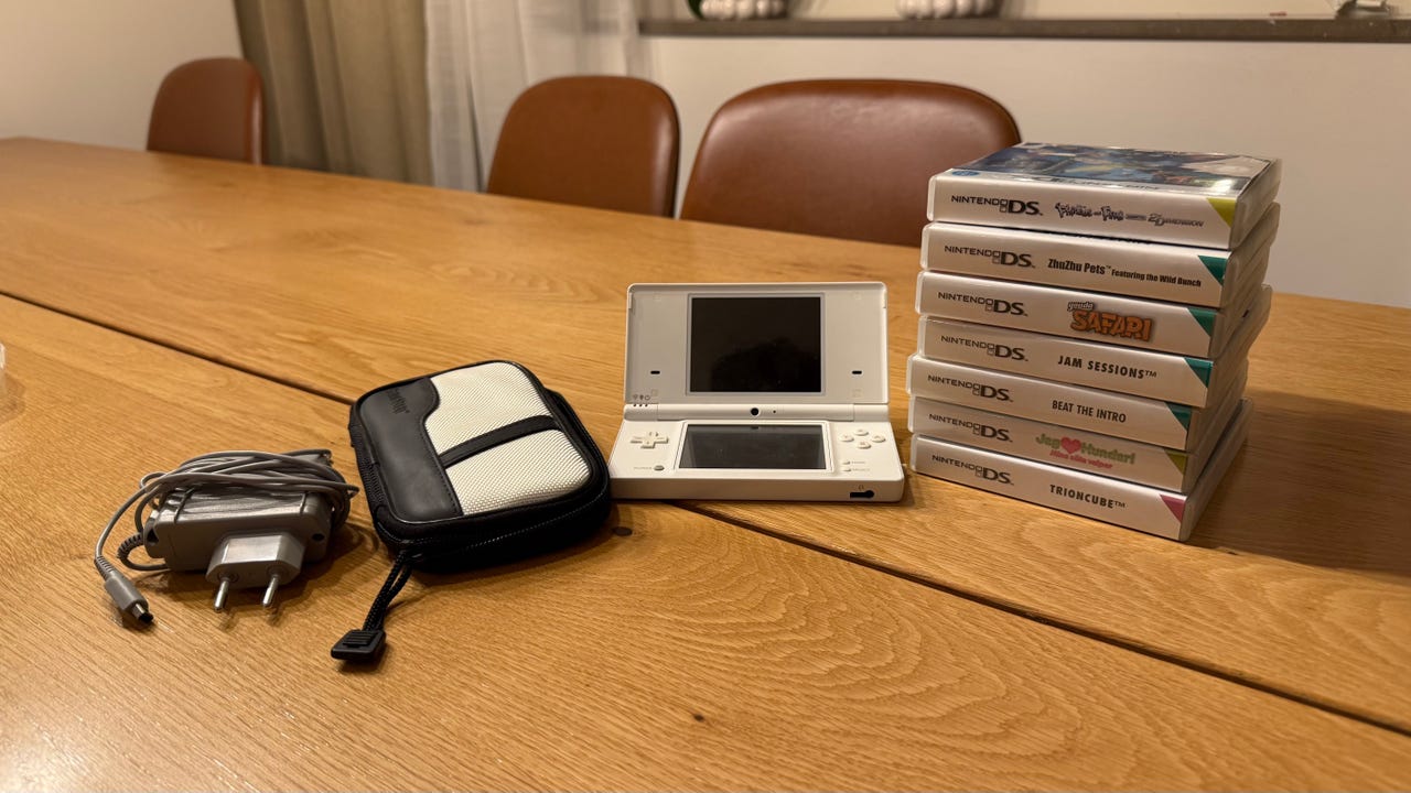 Nintendo DSi spelkonsol med spel och fodral (Pokemon & Super Mario ...