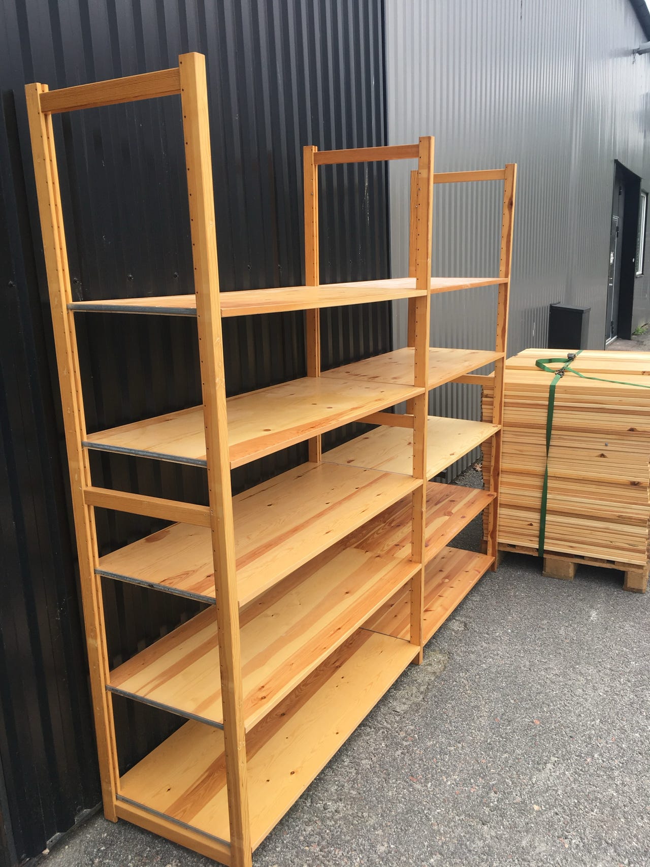 Trähylla med fem hyllplan | Blocket