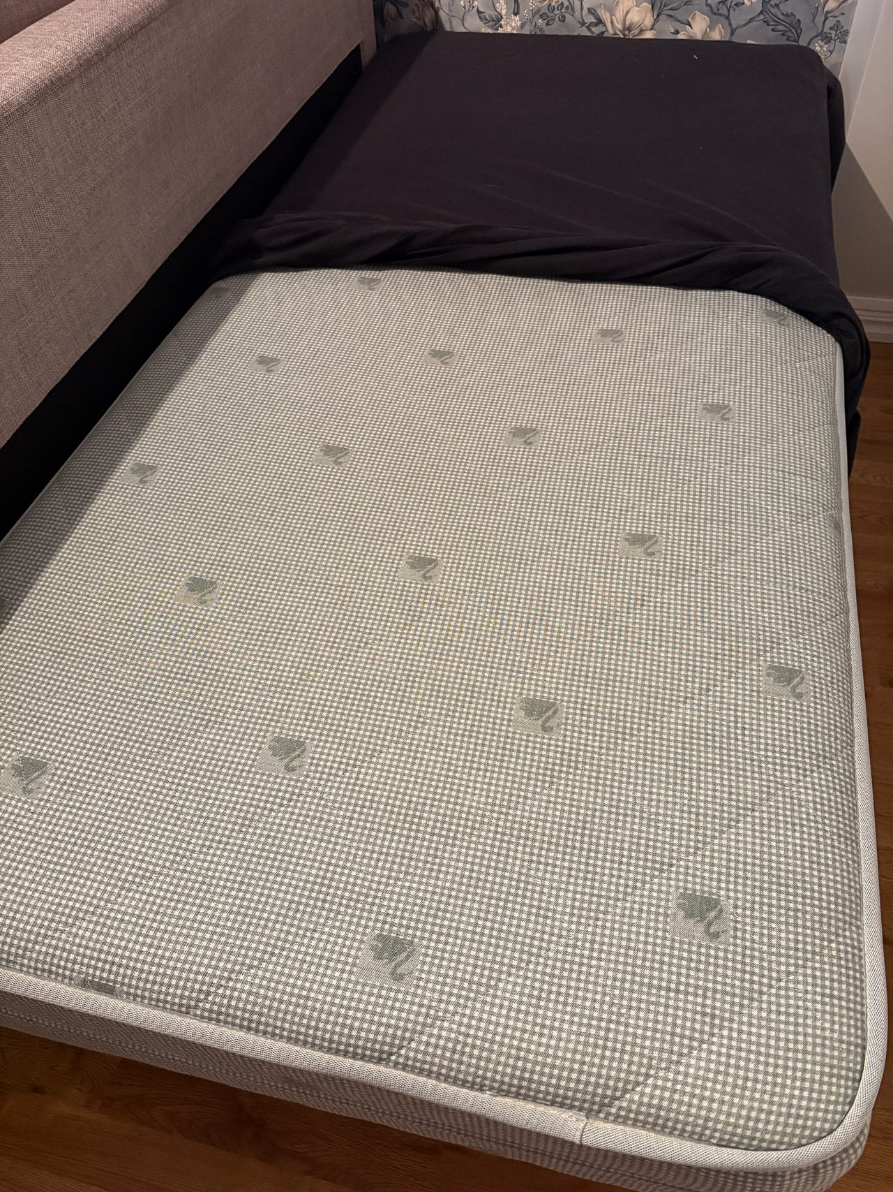 Resårmadrass med ben. 90*200 | Blocket