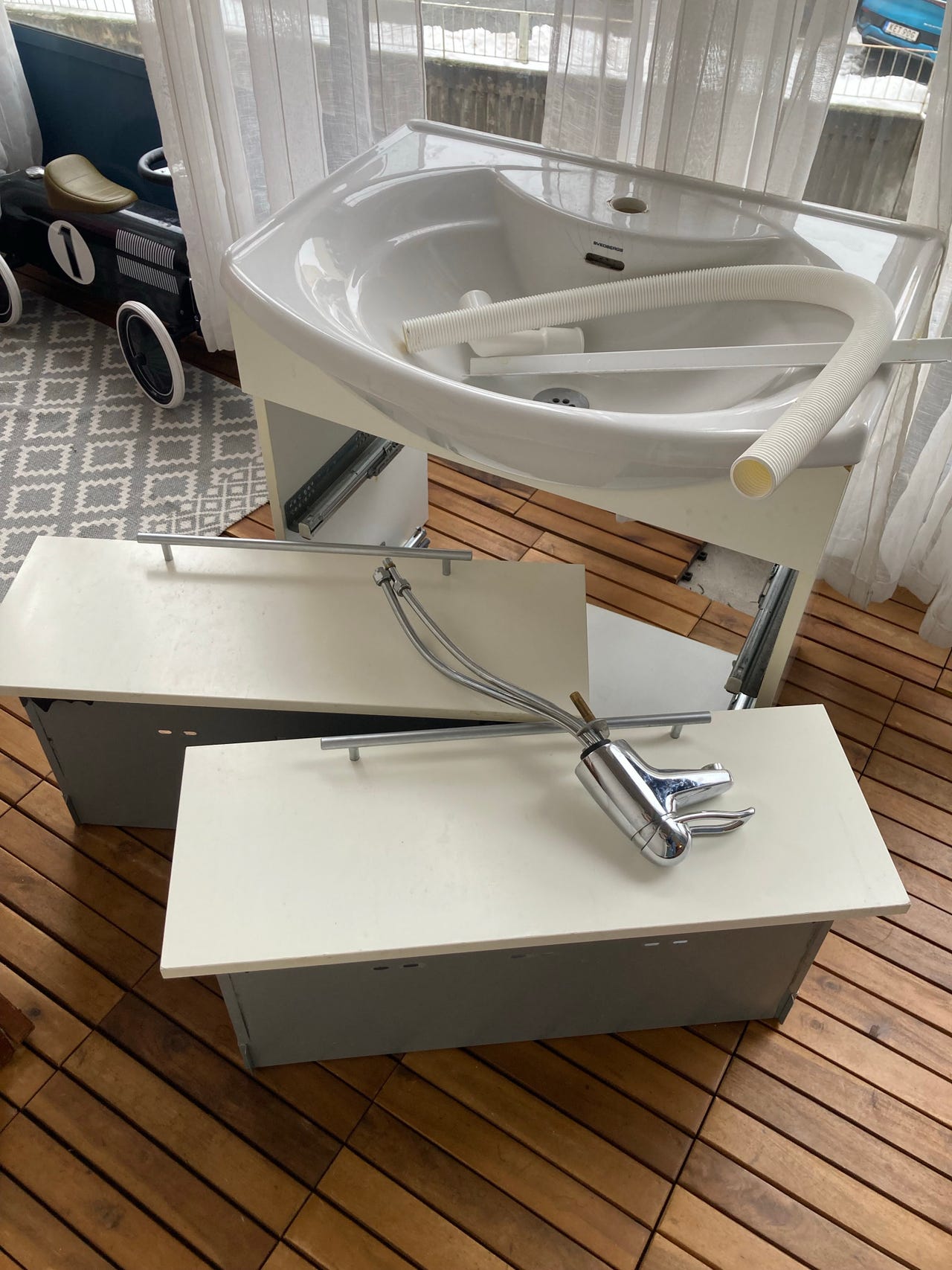 Badrumskommod med vask och blandare | Blocket