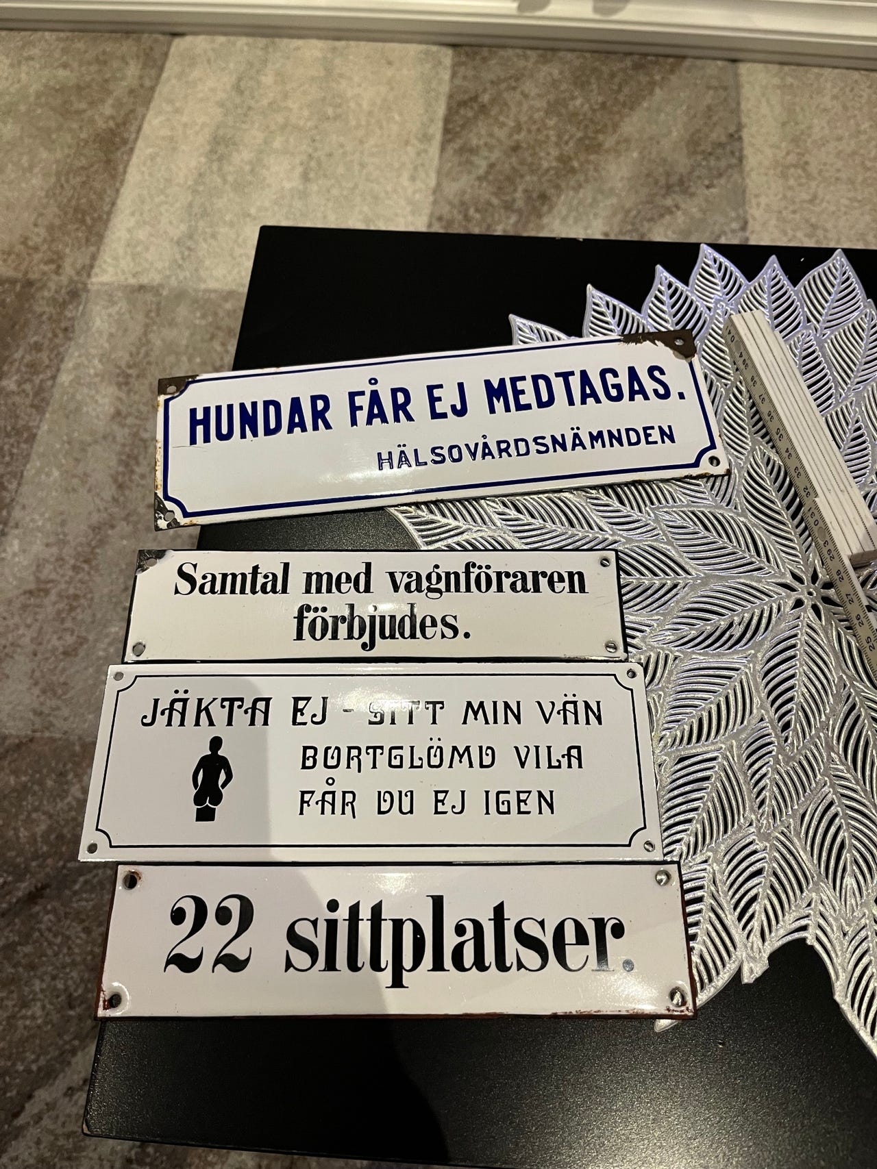 Skyltar med text i metall. Emaljskyltar? | Blocket