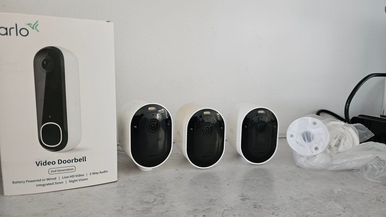 Arlo Pro 4 trådlös 2K QHD kamera (3-pack) + Arlo HD videodörrklocka ...