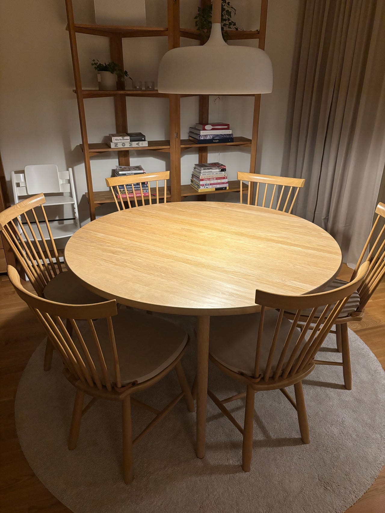 Stolab Miss Tailor runt bord i ek | Blocket