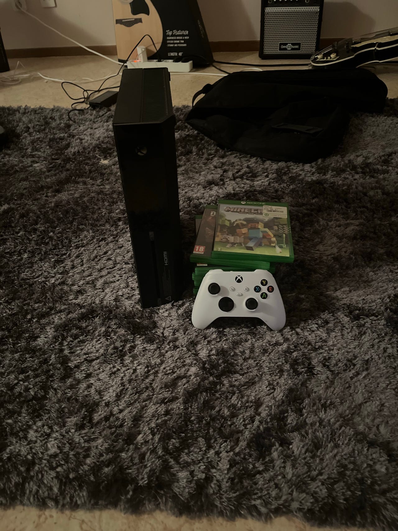Xbox One Spelkonsol med handkontroll och spel | Blocket