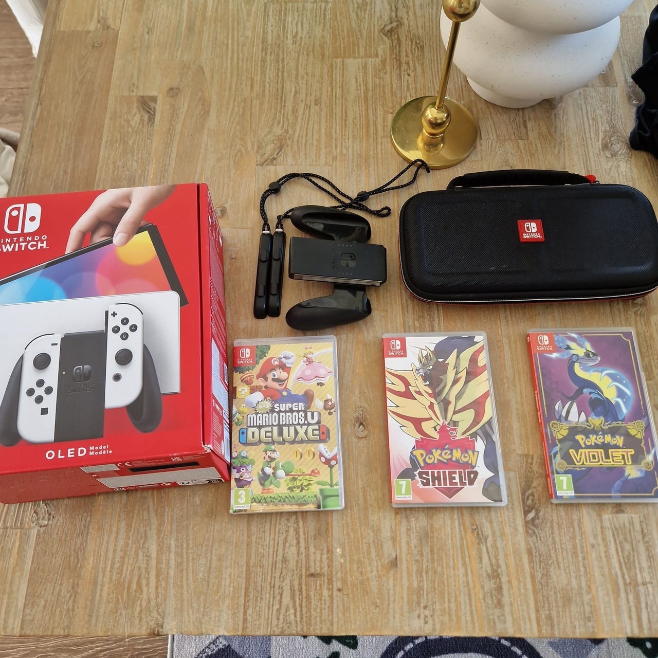 Nintendo Switch OLED + massor tillbehör & 3 spel - Fint skick! | Blocket