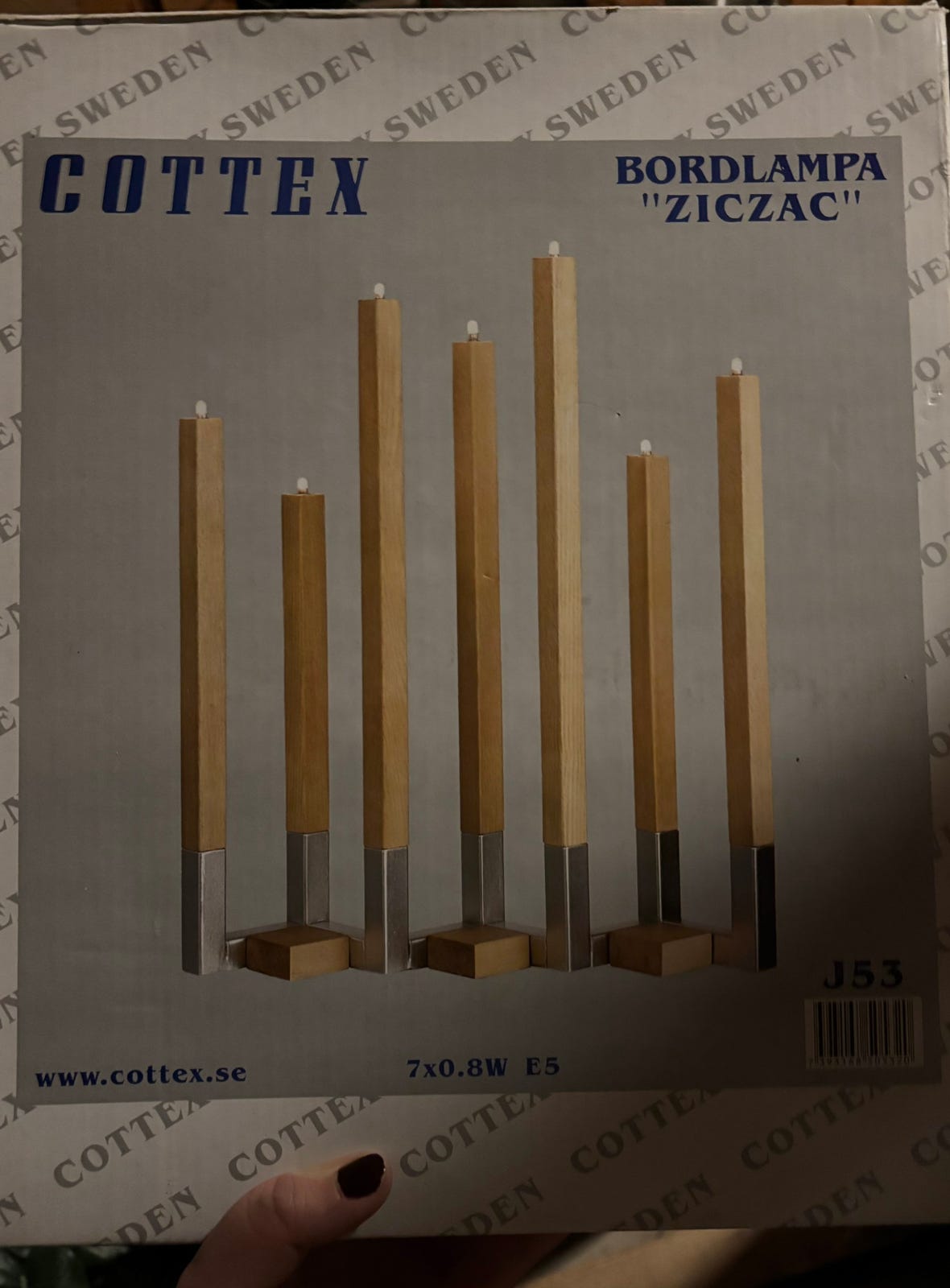 Fin, diskret, modern ljusstake eller bordslampa i ljust trä från Cottex ...