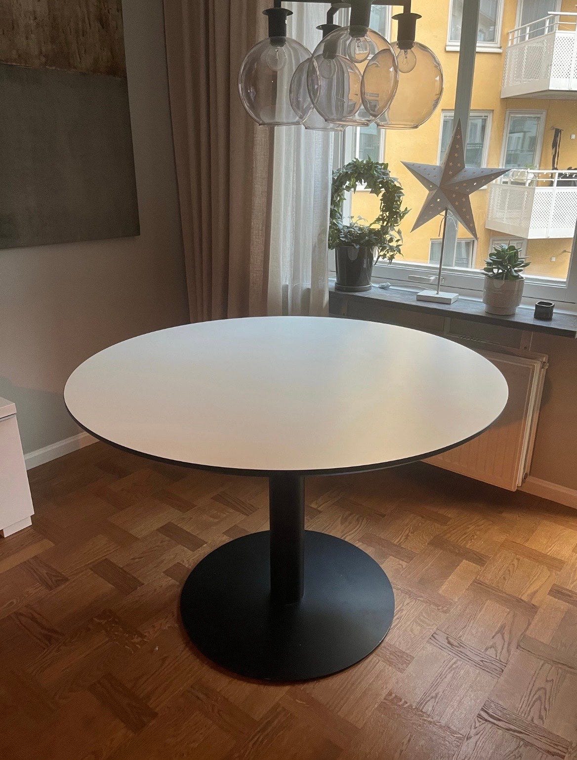 Matbord Mio Tiffany vitt med svart ben | Blocket